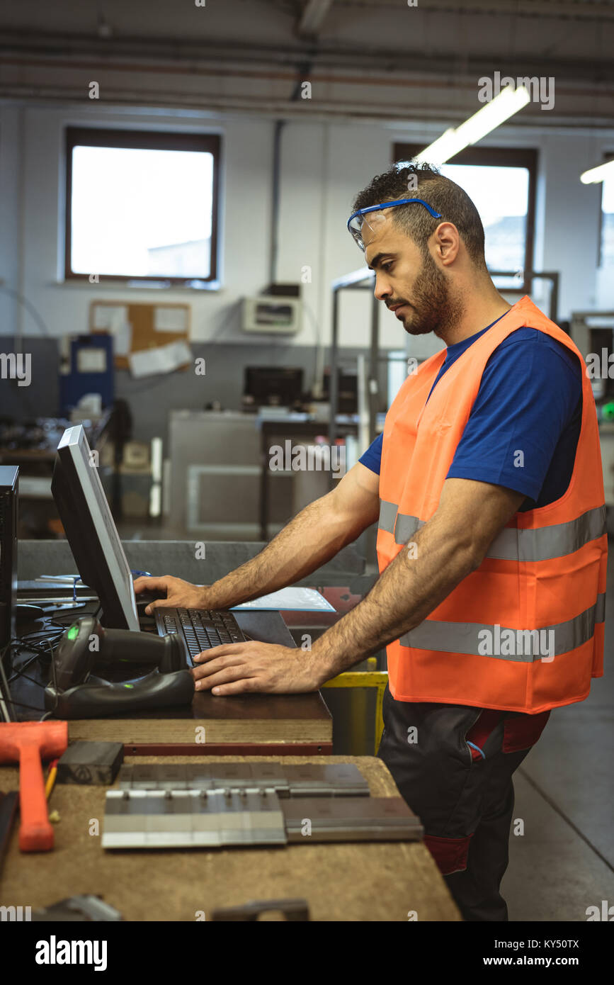 Male computer worker hi-res stock photography and images - Alamy