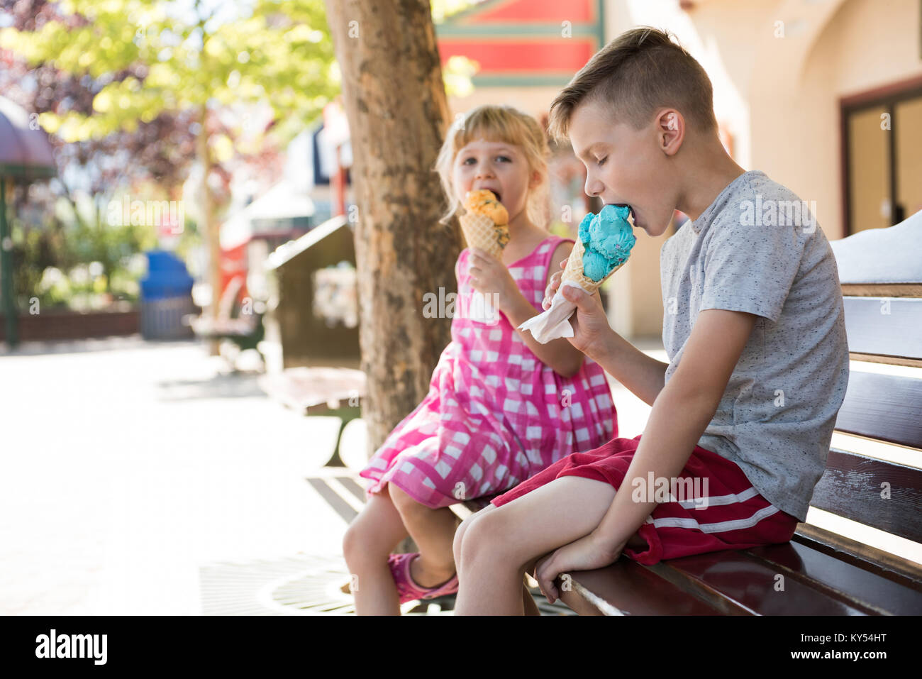 Girl on bench eating hi-res stock photography and images - Alamy