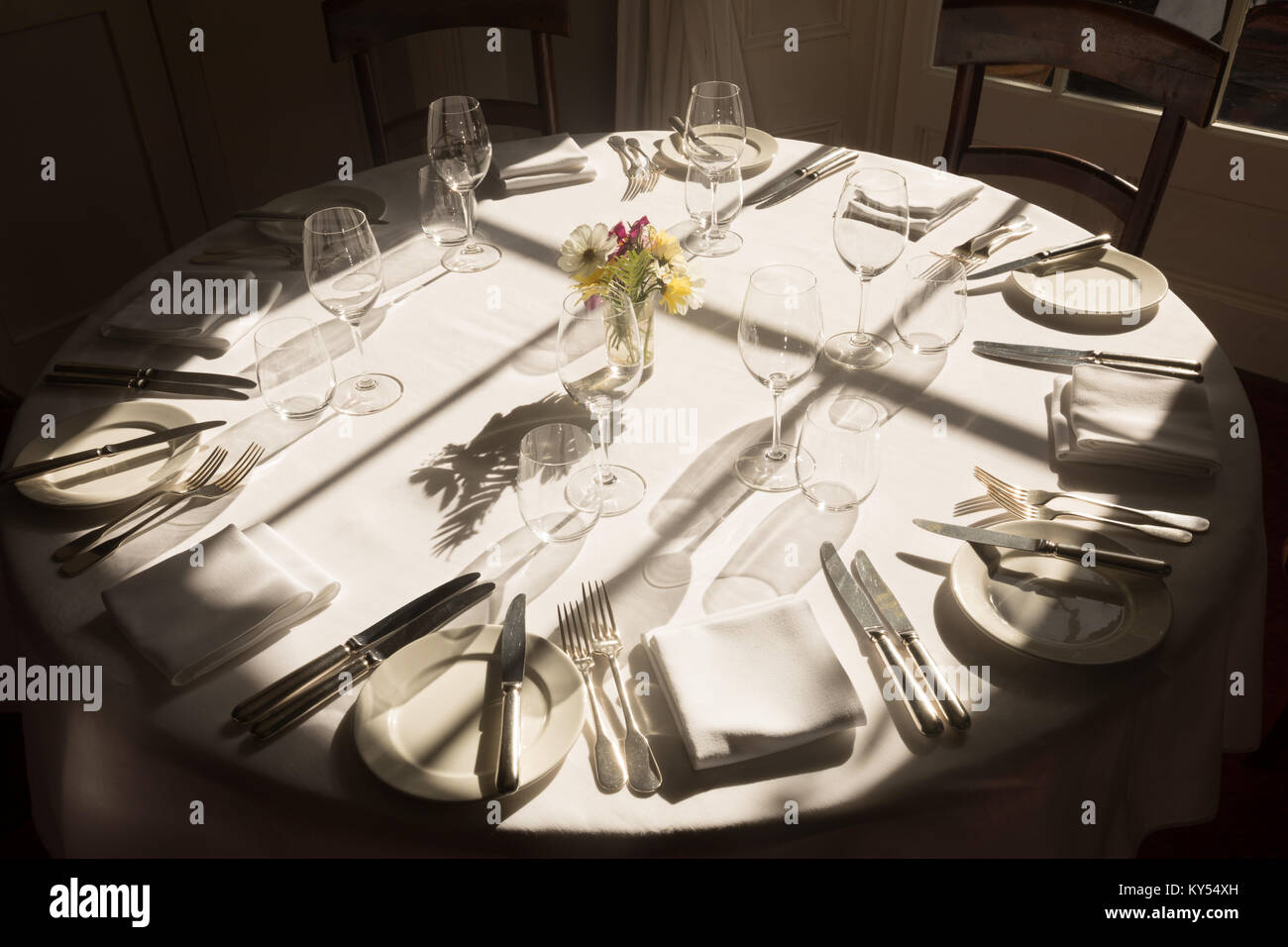Table setting for wedding celebration Stock Photo - Alamy