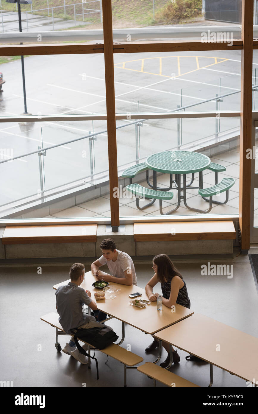 University students having lunch Stock Photo - Alamy