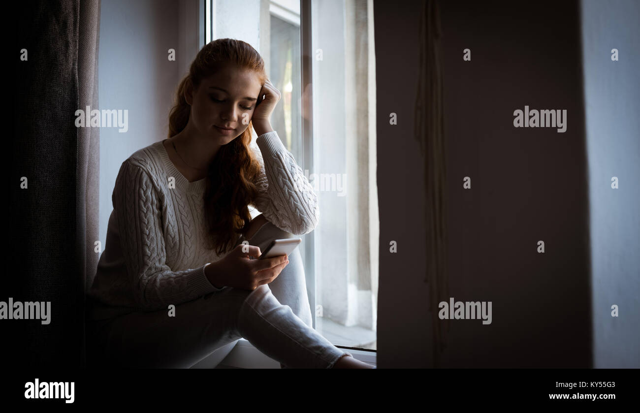 Girl smartphone messaging home hi-res stock photography and images - Alamy