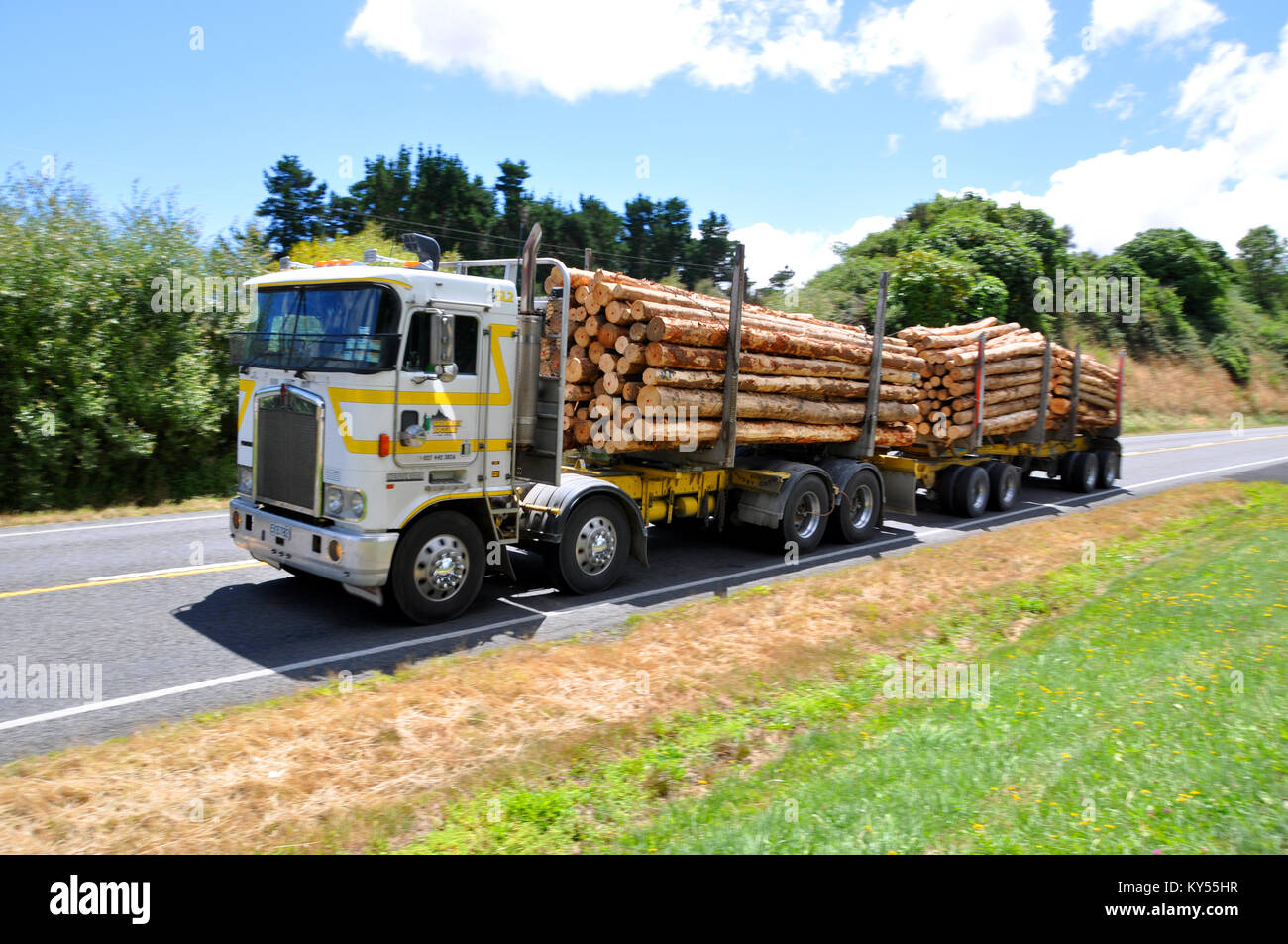 Lorry transporting logs hi-res stock photography and images - Alamy