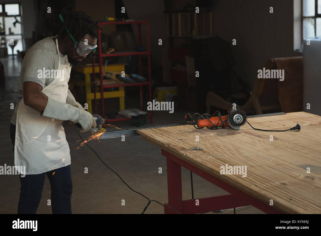Carpenter cutting metal with electric saw Stock Photo - Alamy