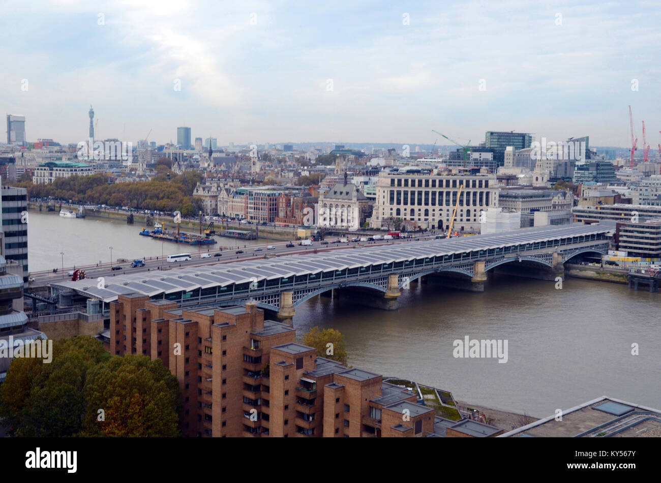 Viewing platform tate modern art gallery hi-res stock photography and ...