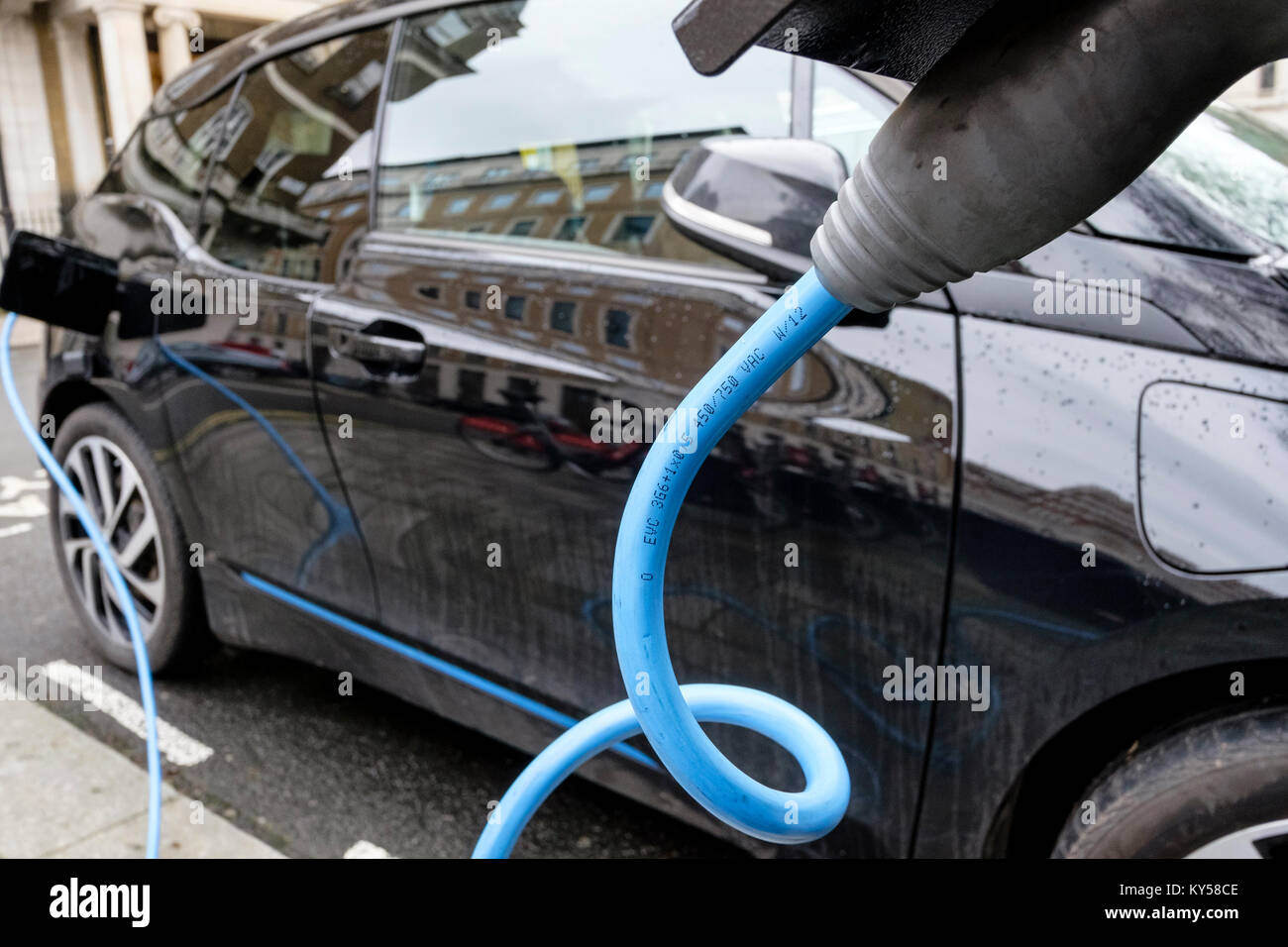 Electric car charge point hi-res stock photography and images - Alamy