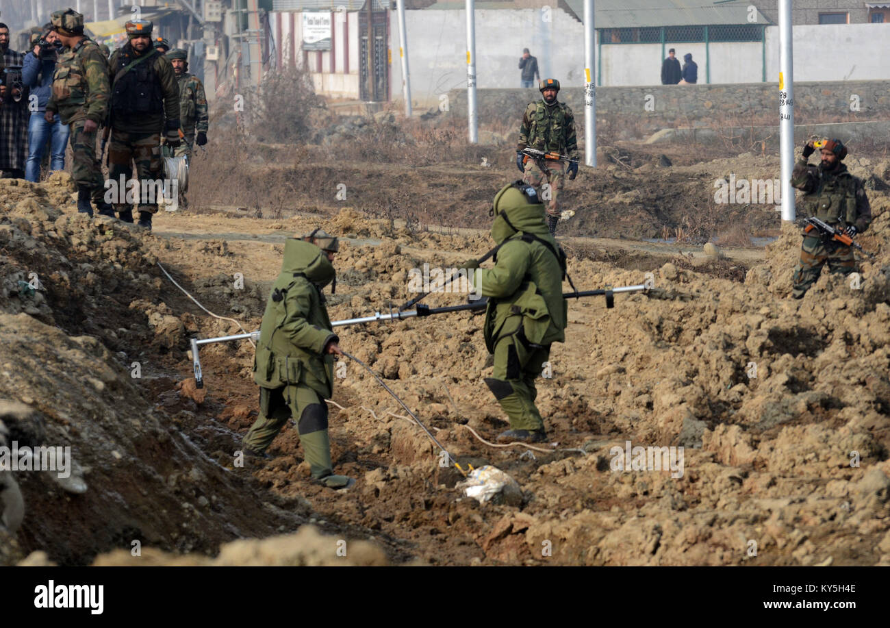 Srinagar, KASHMIR.13.JANUARY. Bomb Disposal Squad wearing mine proof ...