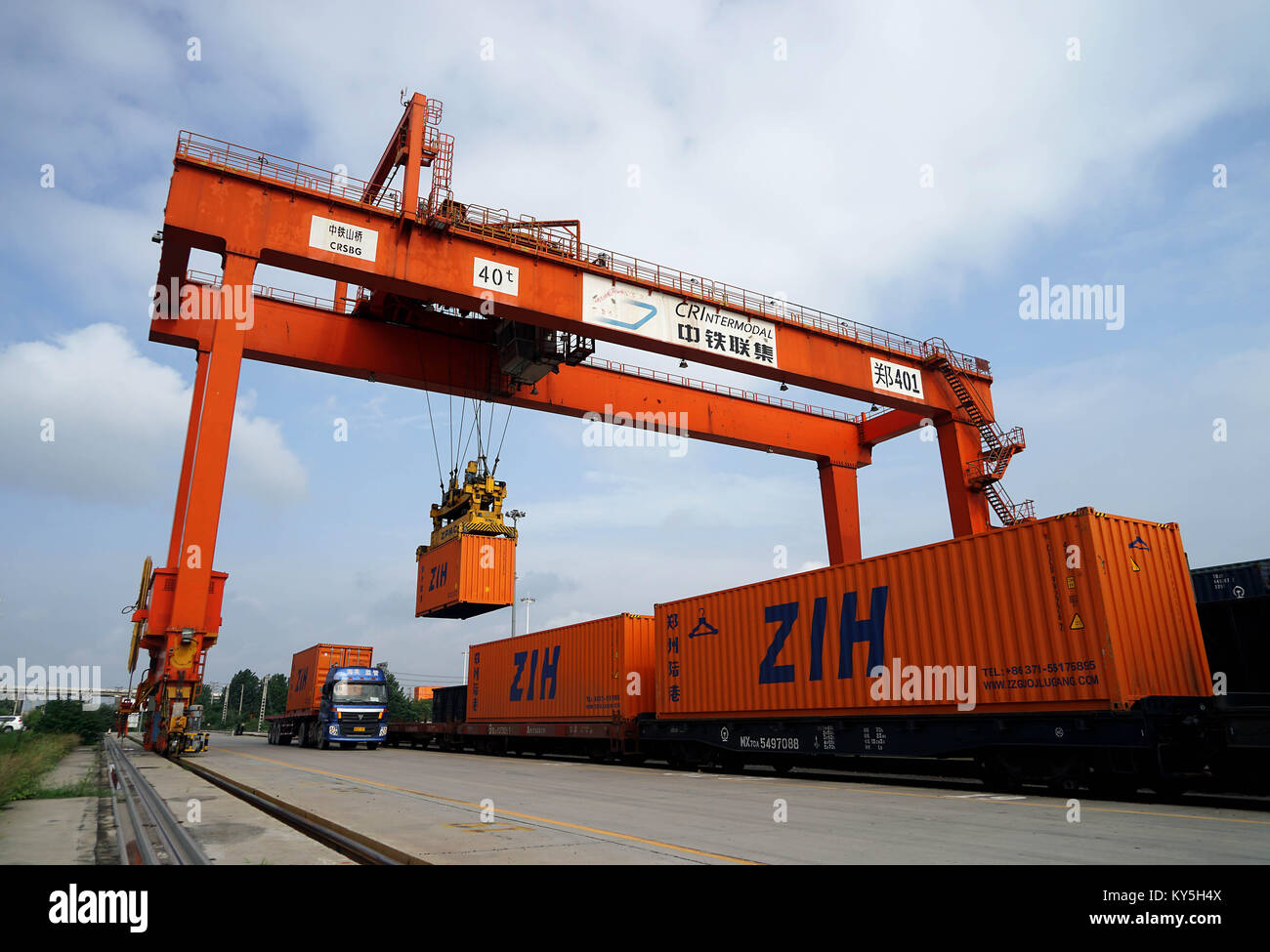 Zhengzhou(Henan. 13th Jan, 2018. Containers are loaded onto a China ...