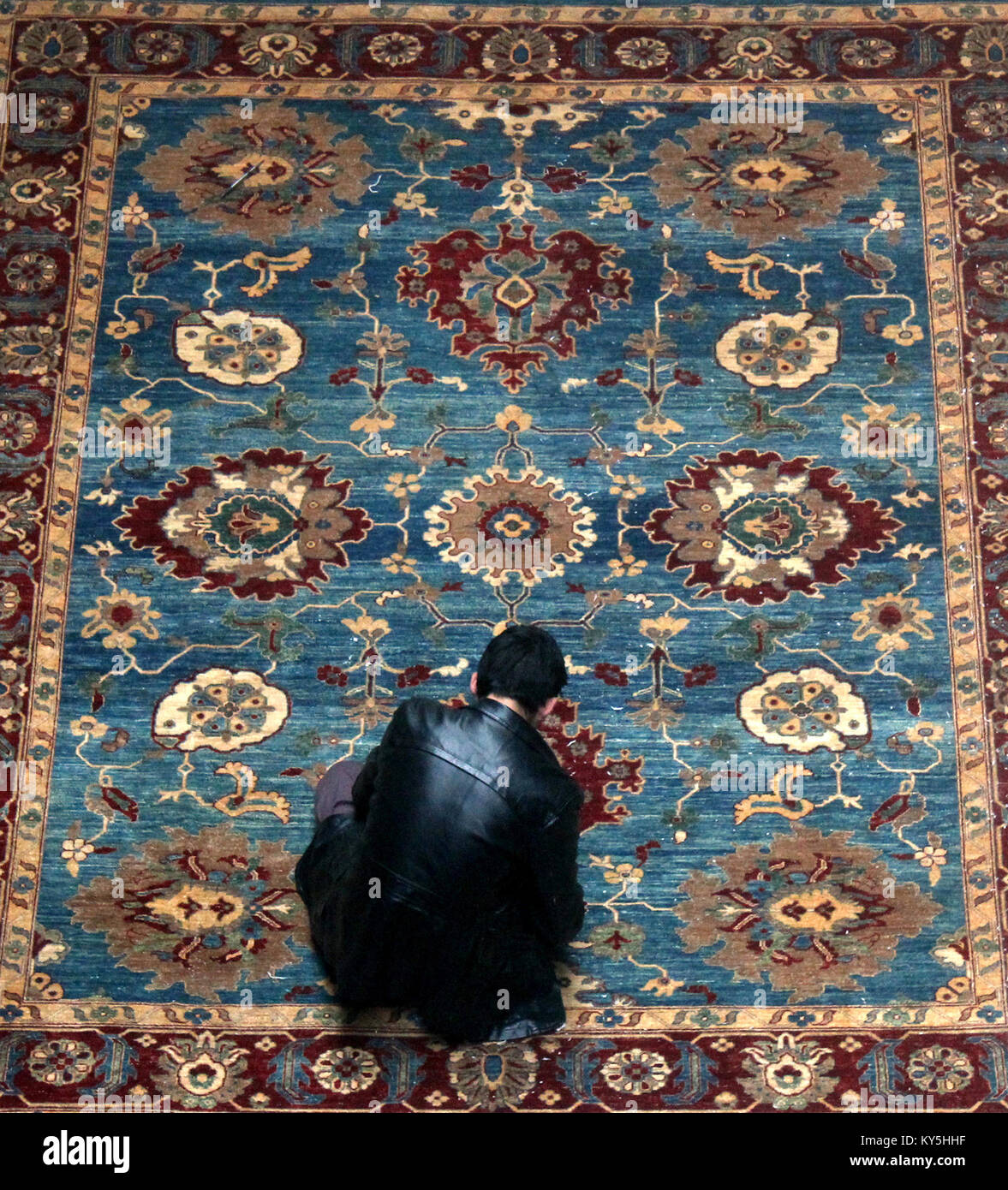 Pakistani carpet hi-res stock photography and images - Alamy