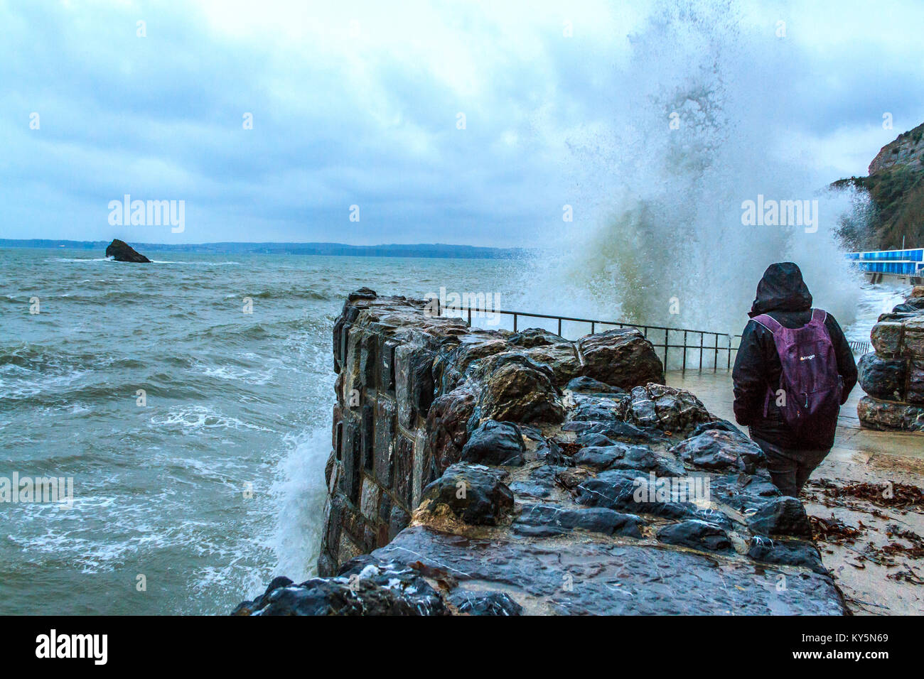 Waves over wall hi-res stock photography and images - Alamy