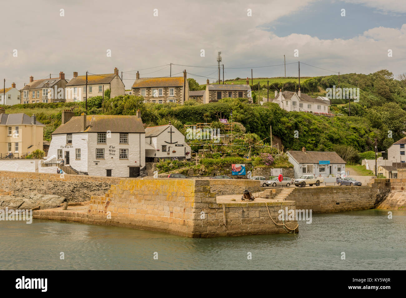 Pub ship inn porthleven cornwall hi-res stock photography and images ...