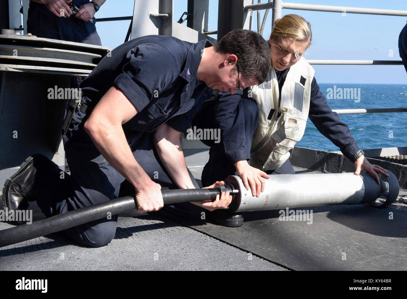 ARABIAN GULF (Dec. 19, 2017) Sonar Technician (Surface) 2nd Class Jason ...