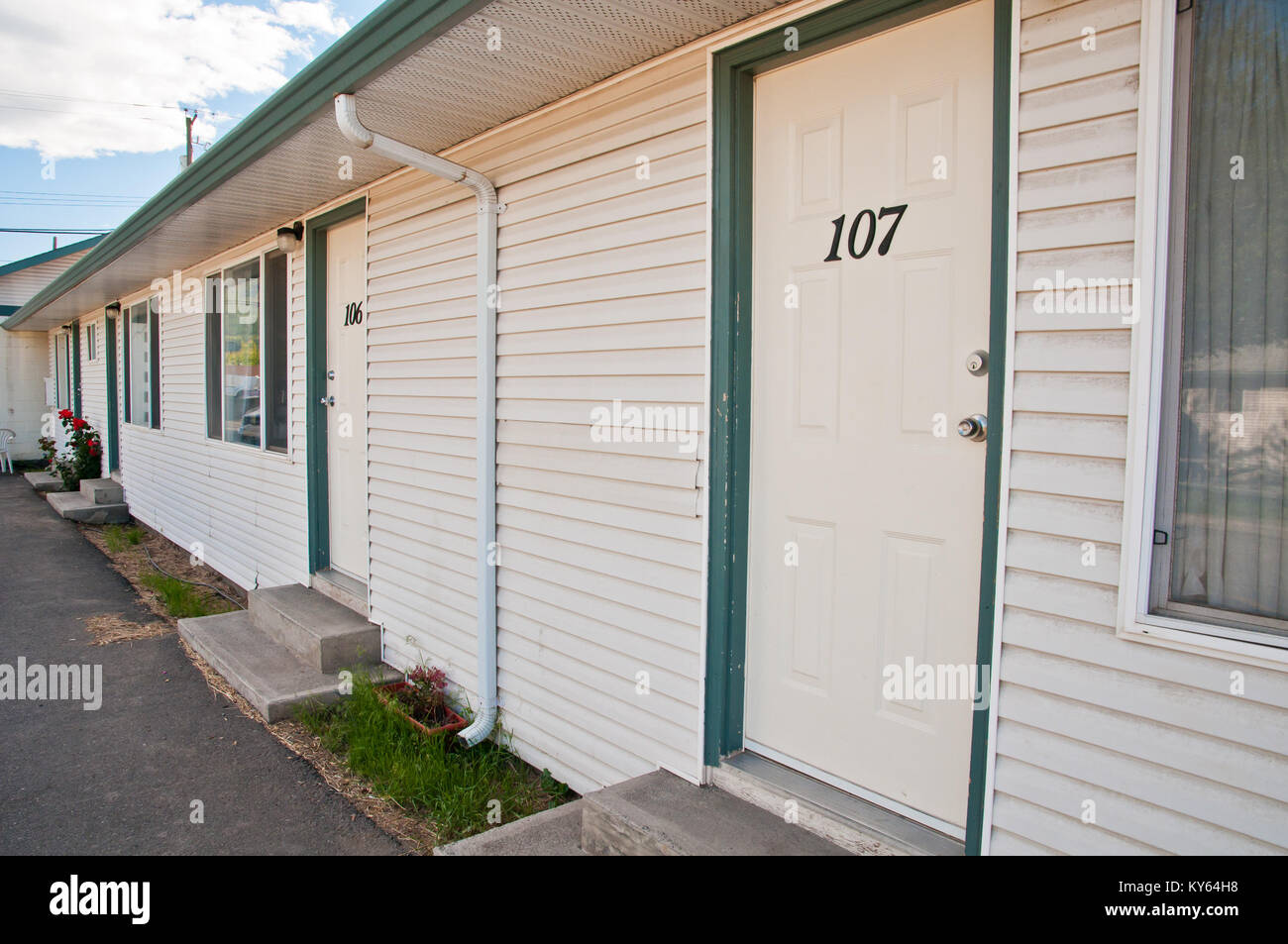 Simple white building hi-res stock photography and images - Alamy