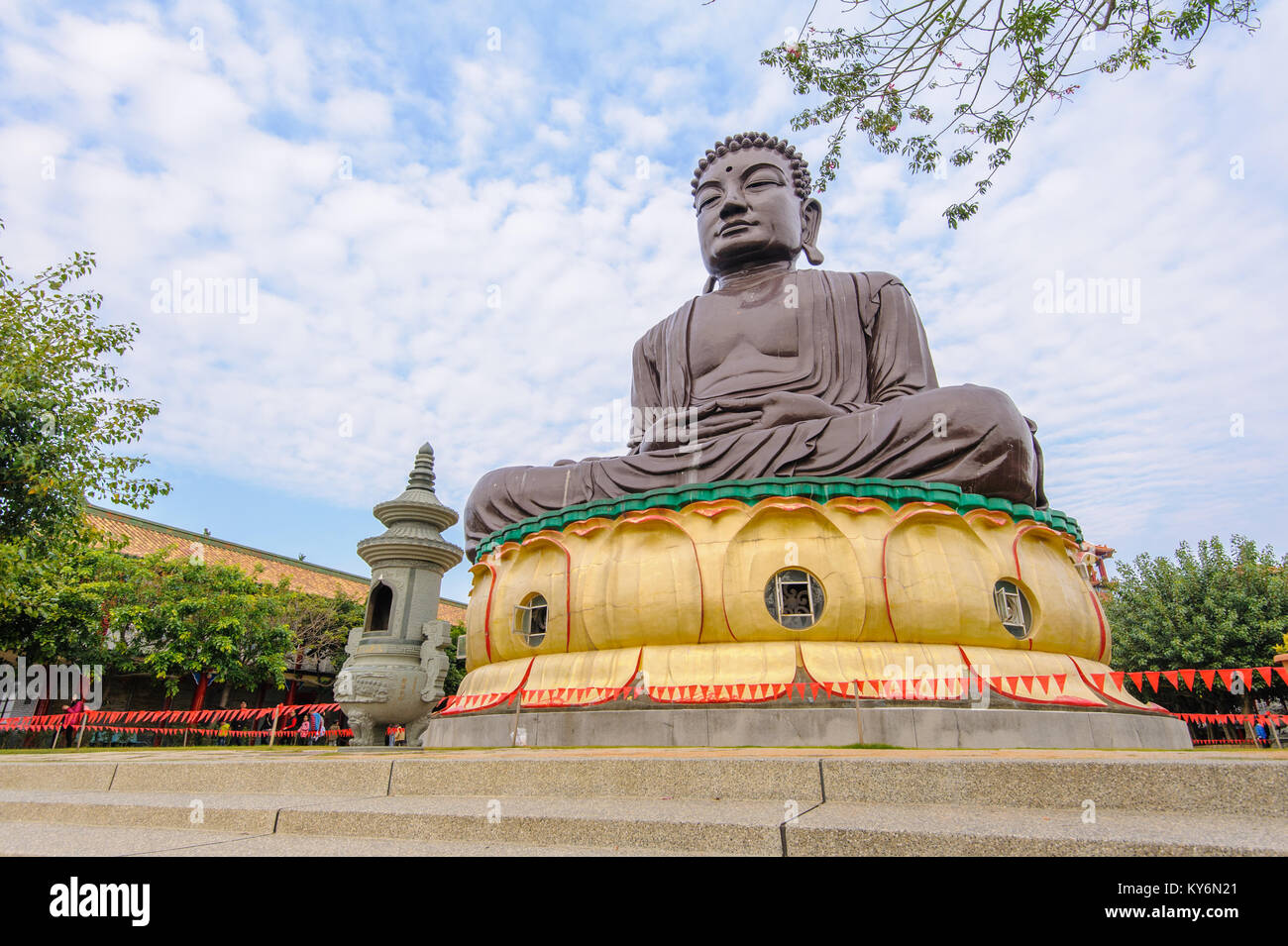 Big giant huge bronze statue sculpture hi-res stock photography and ...