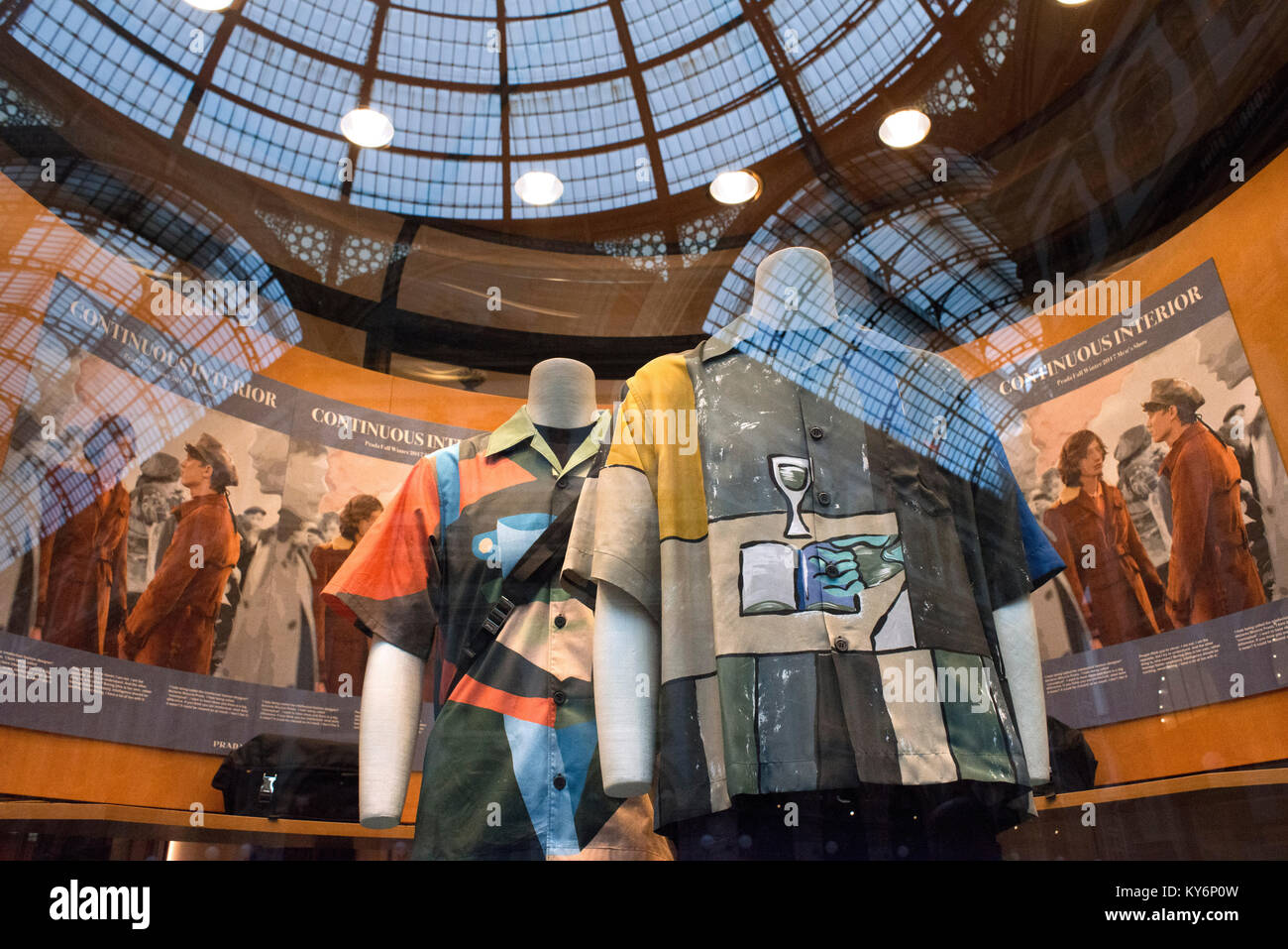 Showcase gallery hi-res stock photography and images - Alamy