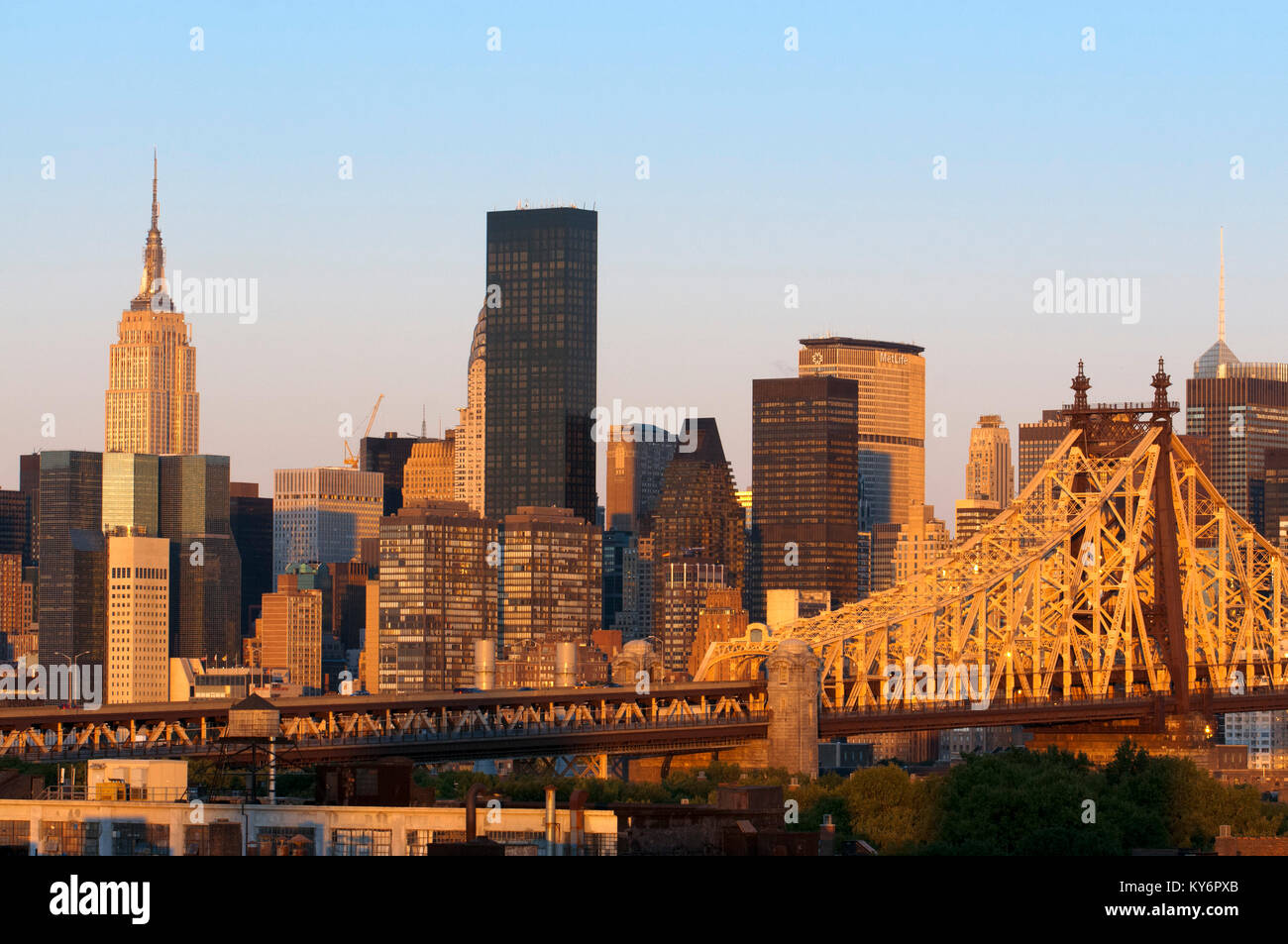 Manhattan skyline scene from queens hi-res stock photography and images ...