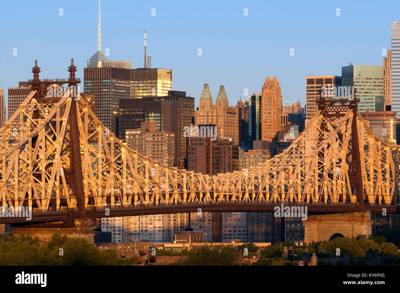 Manhattan skyline scene from queens hi-res stock photography and images ...