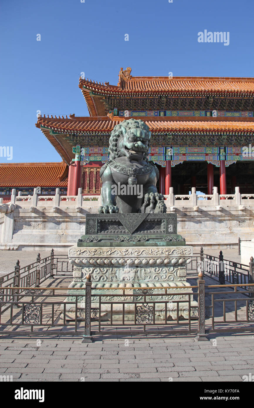 China, Beijing, Forbidden City. Bronze lion Stock Photo - Alamy