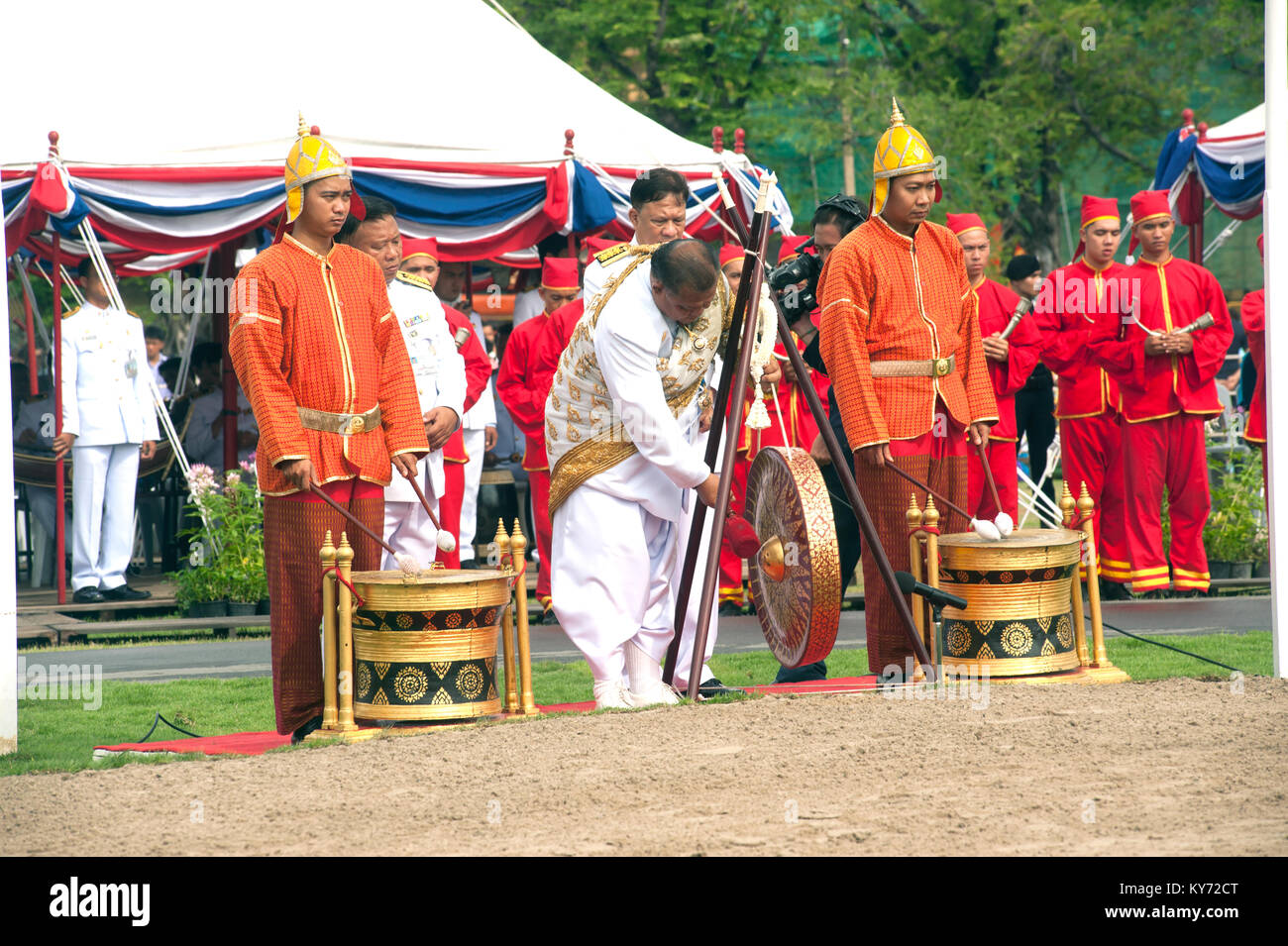Man hitting gong hi-res stock photography and images - Alamy