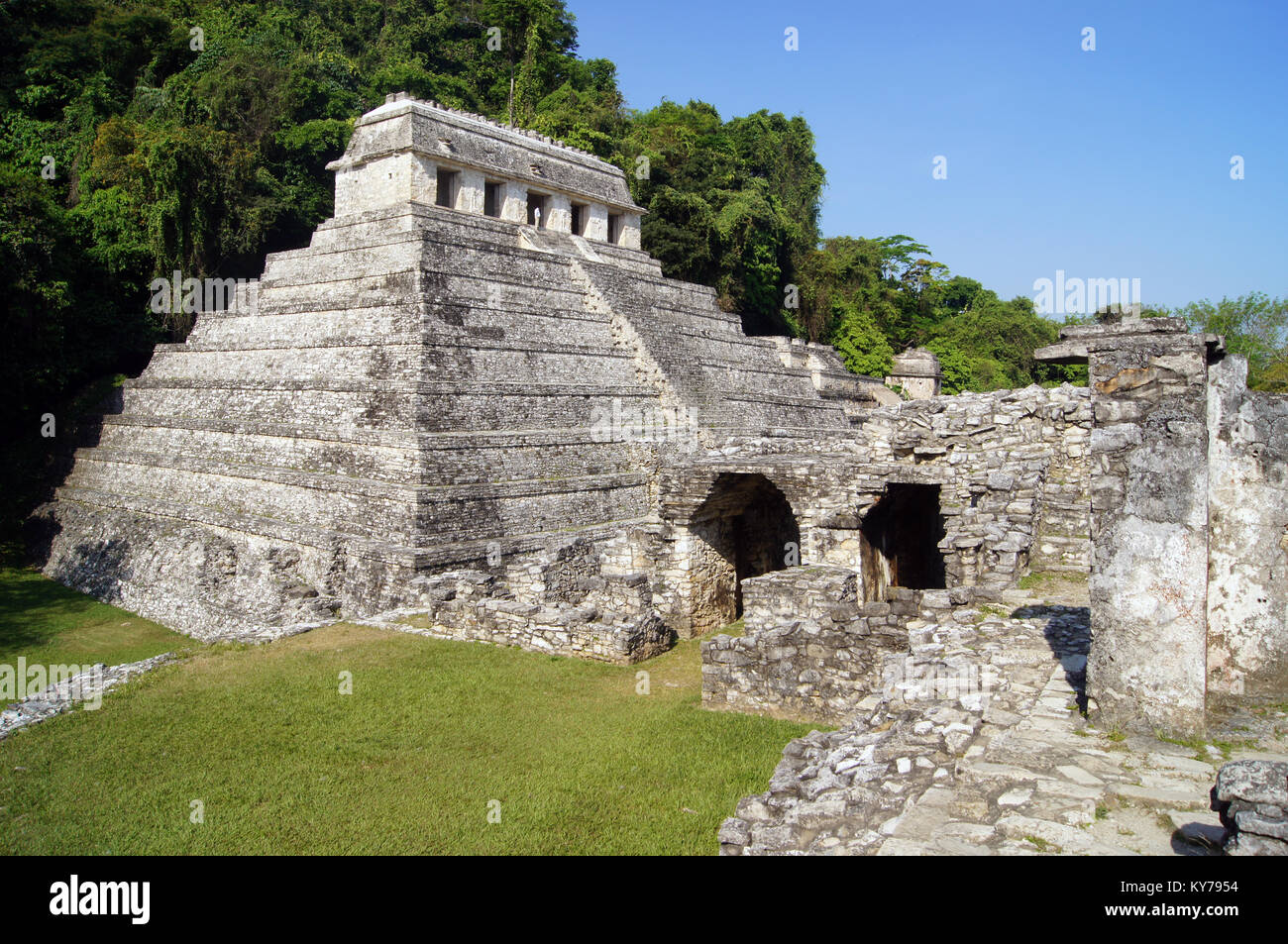 Temple of the Inscriptions and ruins in Palenque, Mexico Stock Photo ...