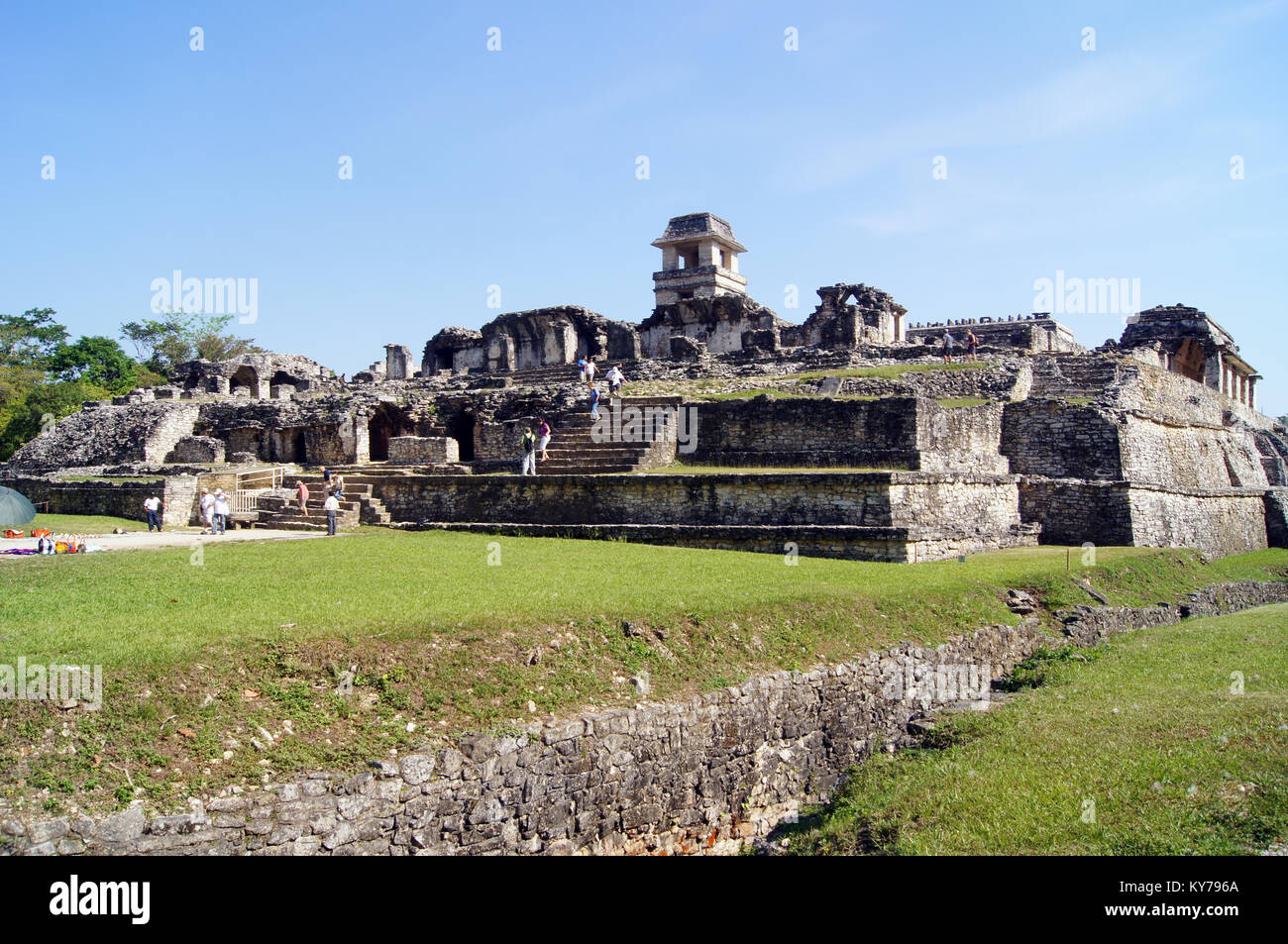 Mayan pyramid green grass hi-res stock photography and images - Alamy