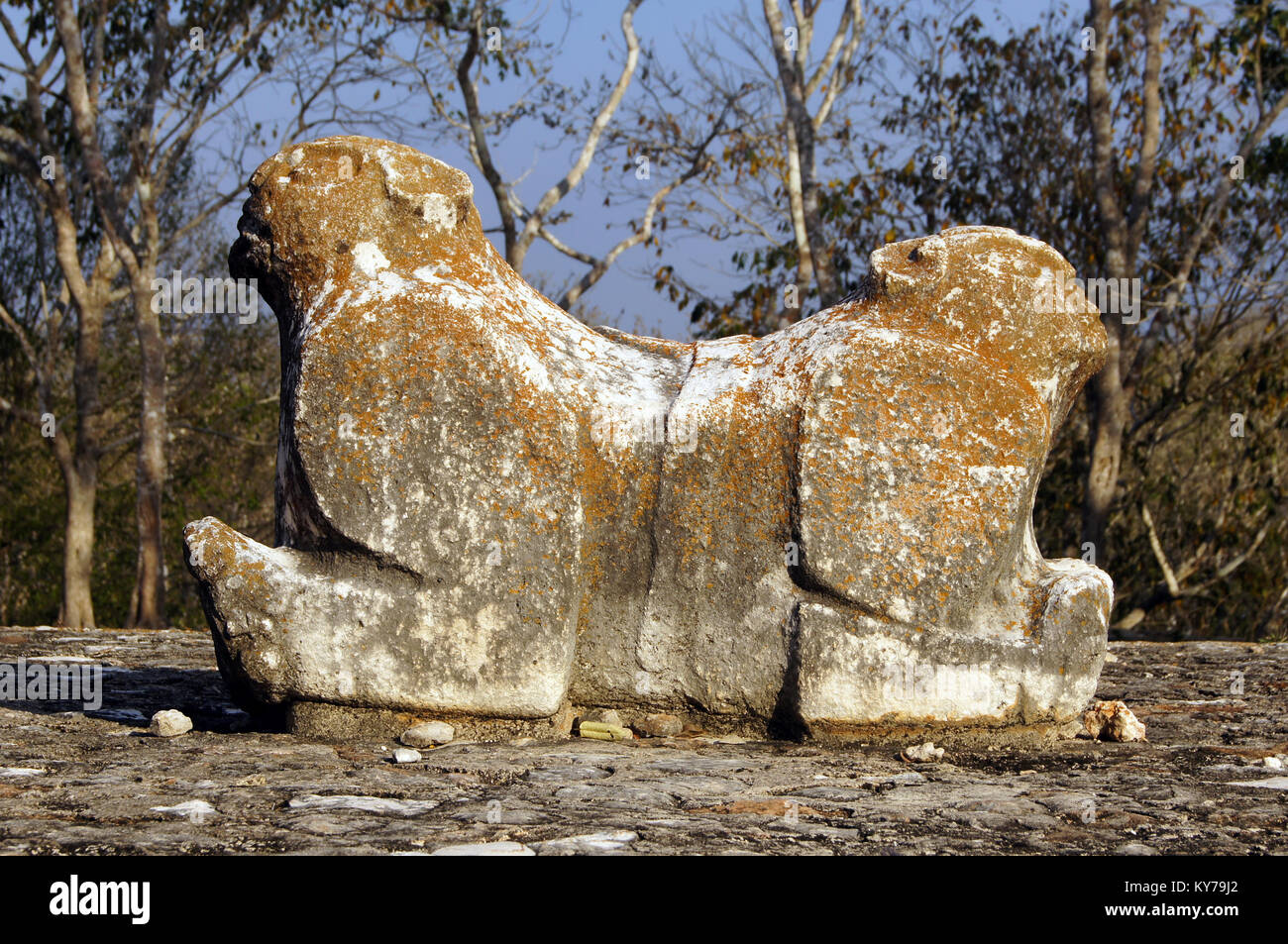 Statue two heads hi-res stock photography and images - Alamy