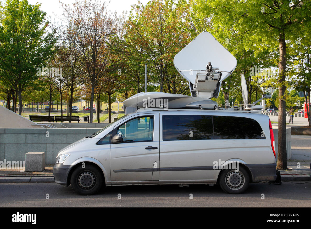 Antenna in a vehicle for television reporters Stock Photo - Alamy