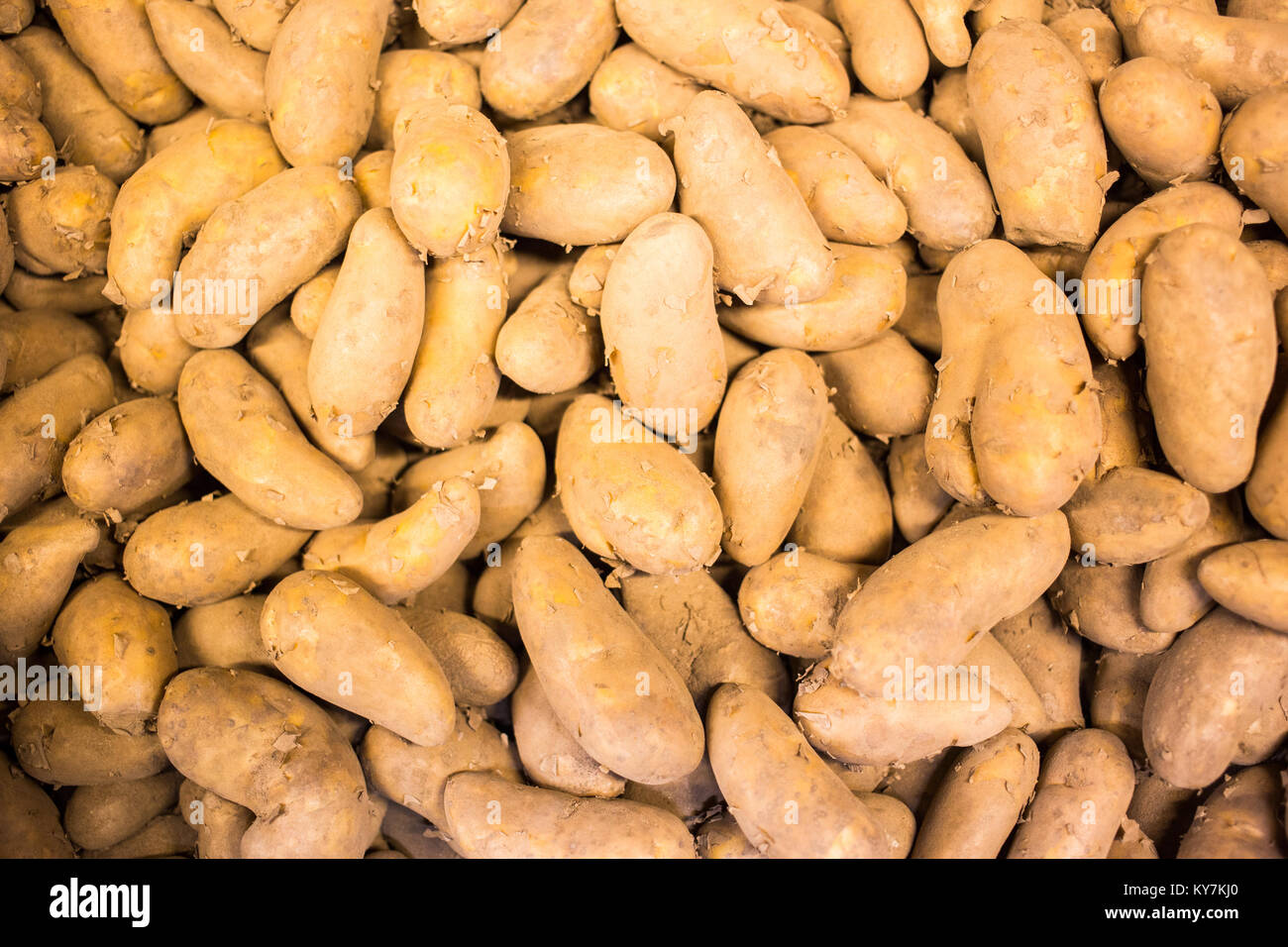 Loose potatoes in a supermarket with no plastic packaging Stock Photo ...