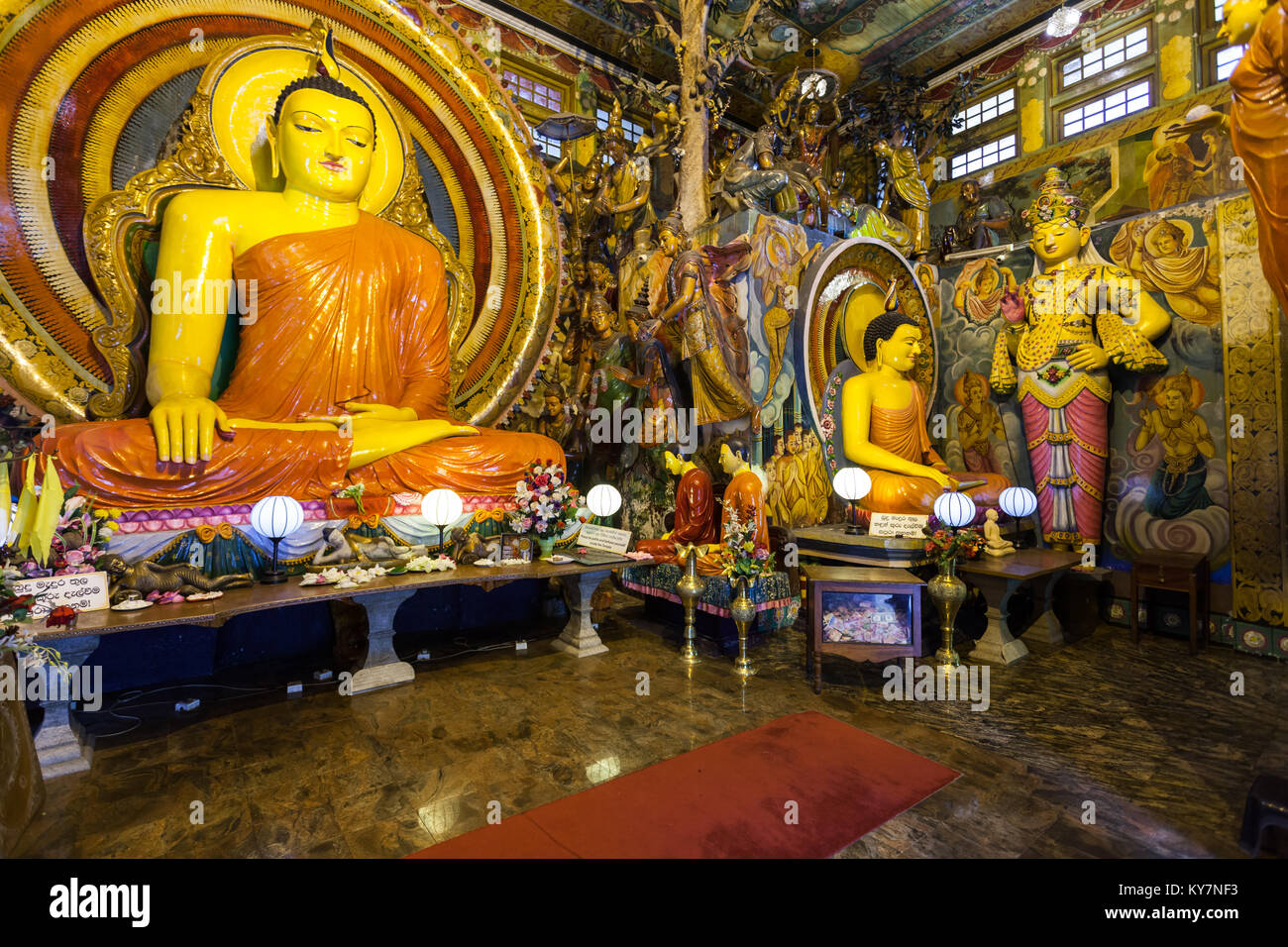 Inside gangaramaya buddhist temple colombo hi-res stock photography and ...