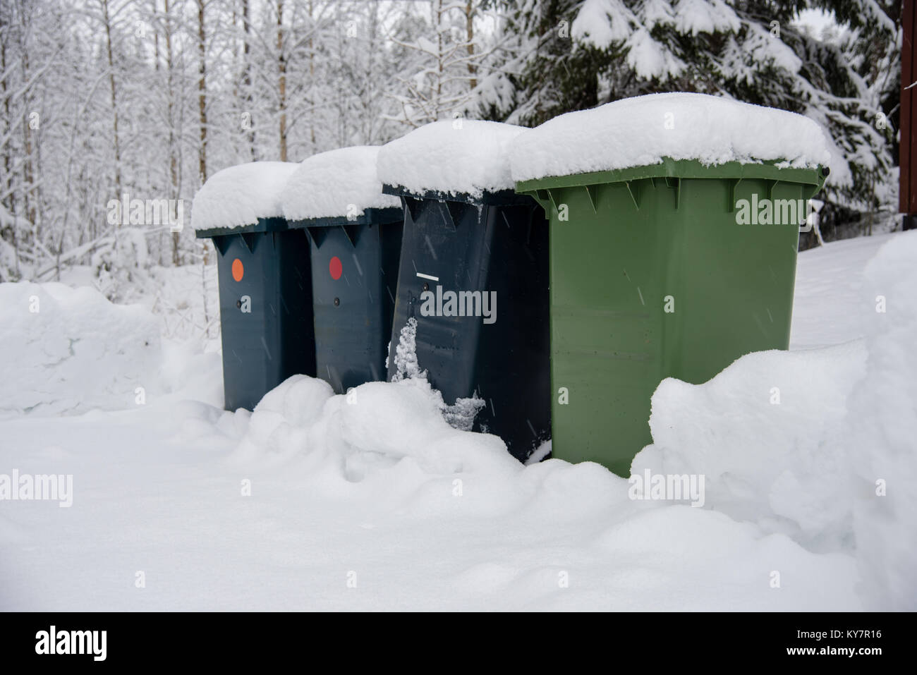 Snowy trash bin hi-res stock photography and images - Alamy