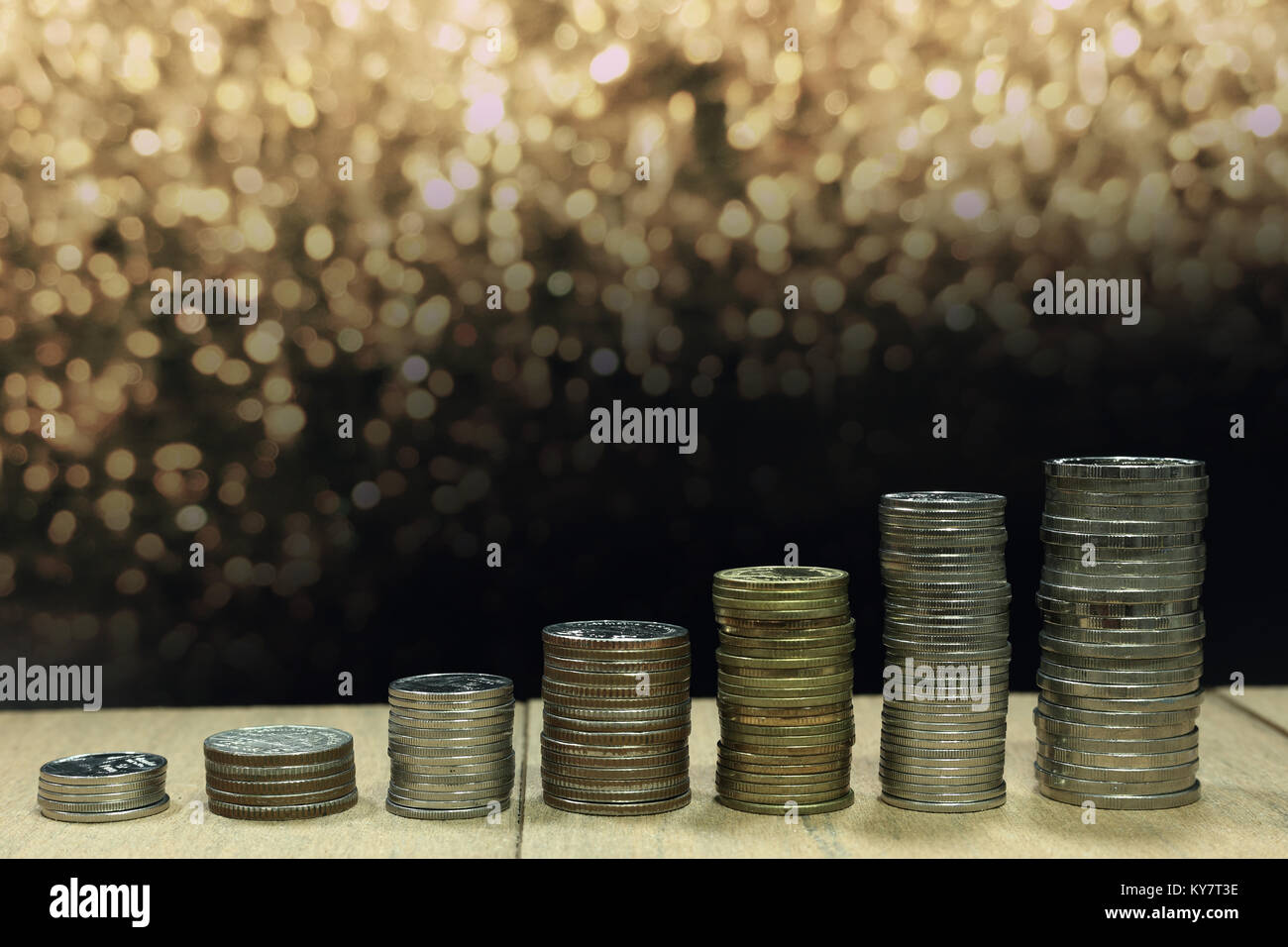 Coin stack in increasing chart graph pattern. Business growth concept ...