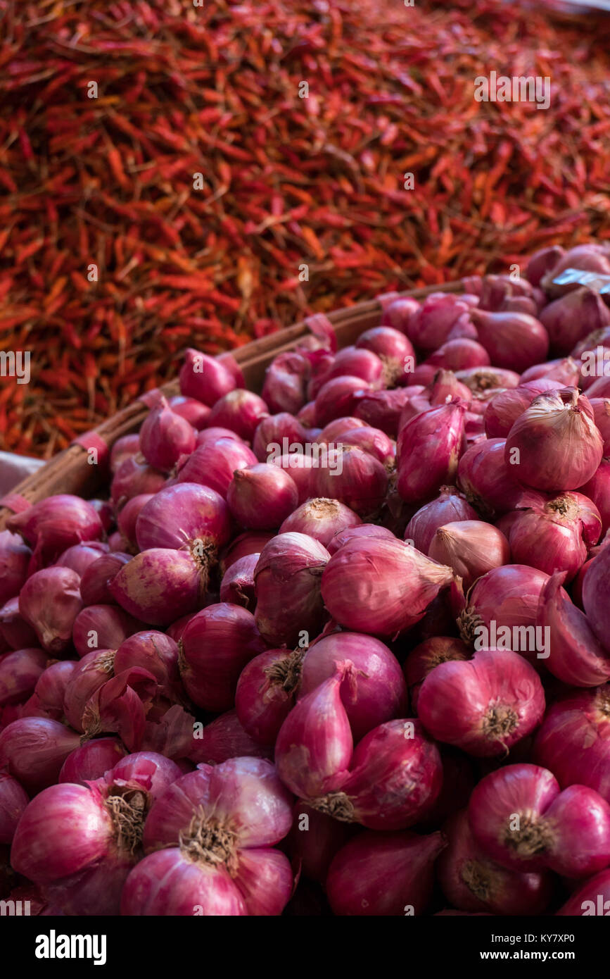 dry shallots in market for cooking, nature food Stock Photo - Alamy