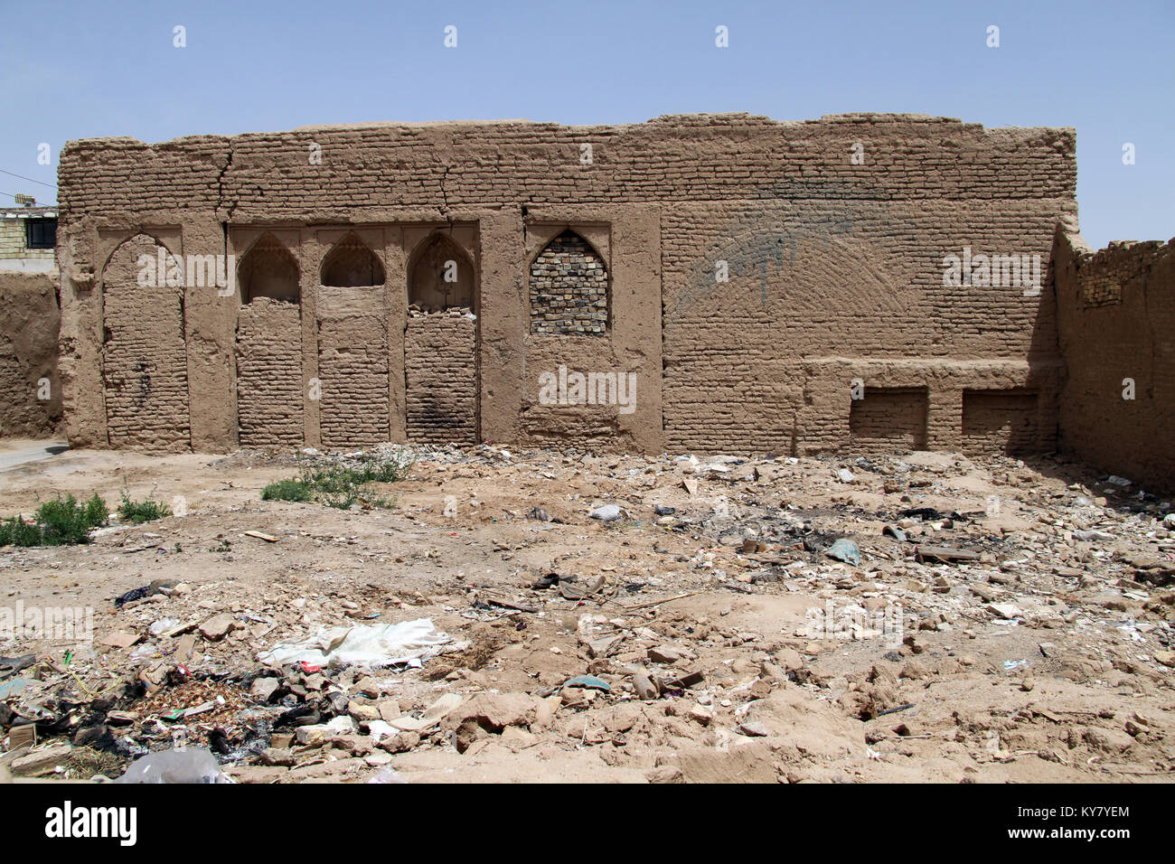 Brick wall of old house and empty lot in Yazd, Iran Stock Photo - Alamy