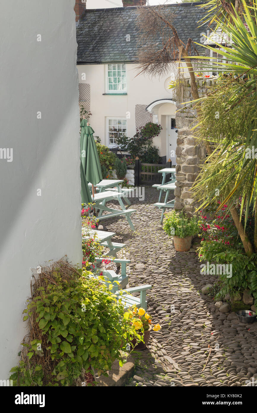 Courtyard cafe tearoom hi-res stock photography and images - Alamy