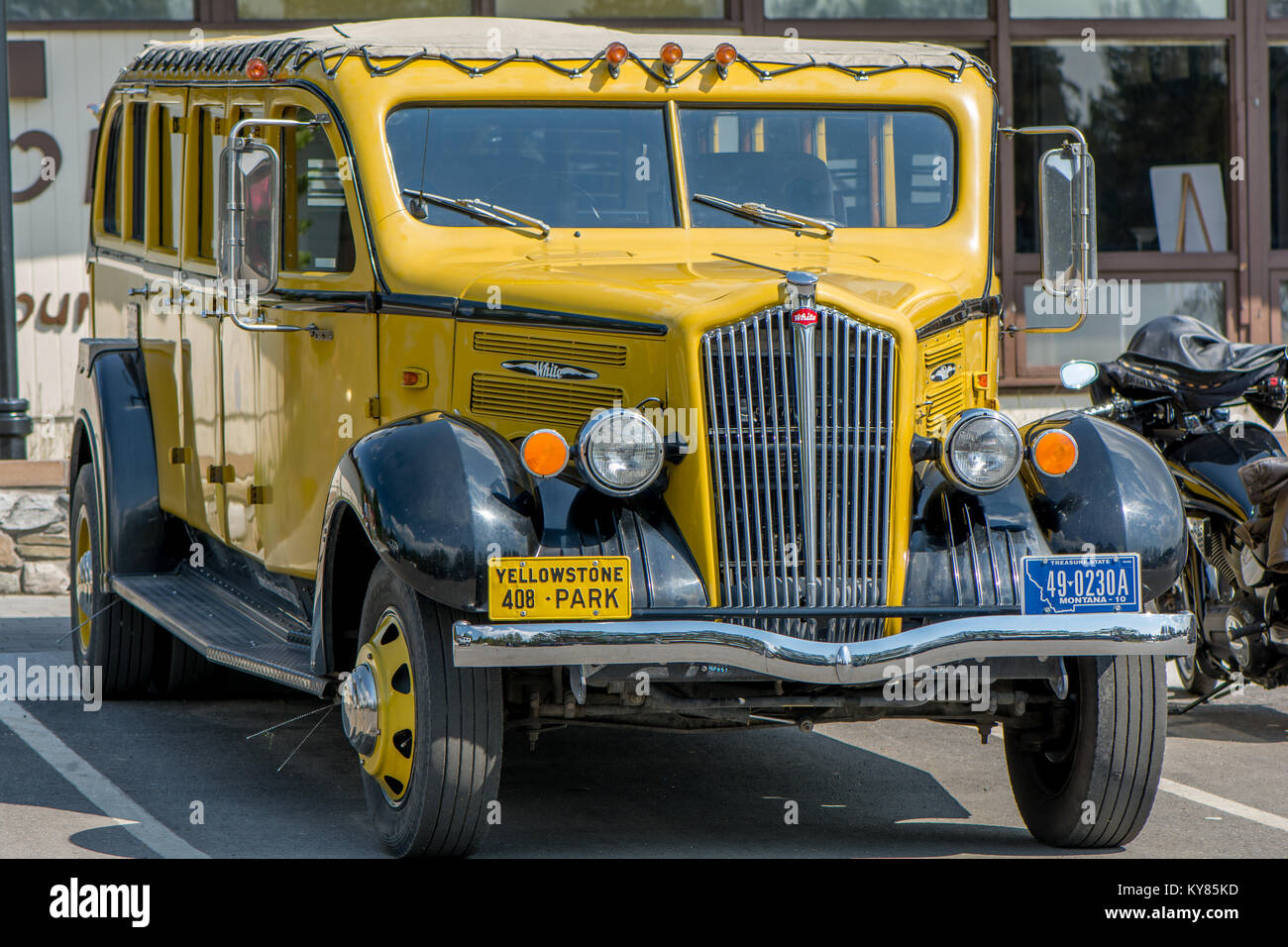 Yellowstone tour bus hi-res stock photography and images - Alamy