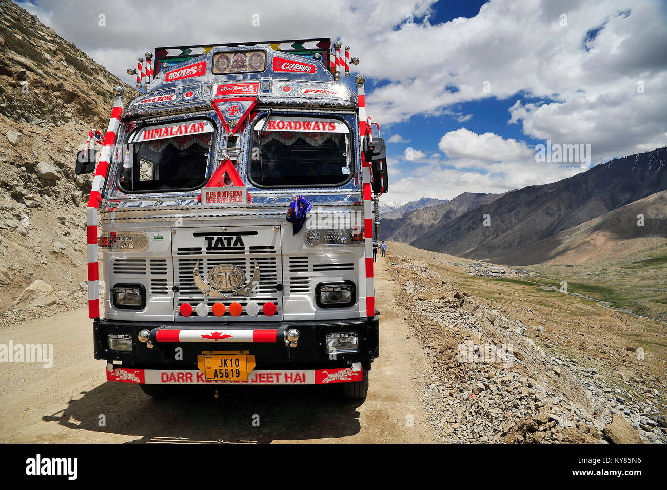 Truck on Khardung La (Khardung Pass, la means pass in Tibetan ...