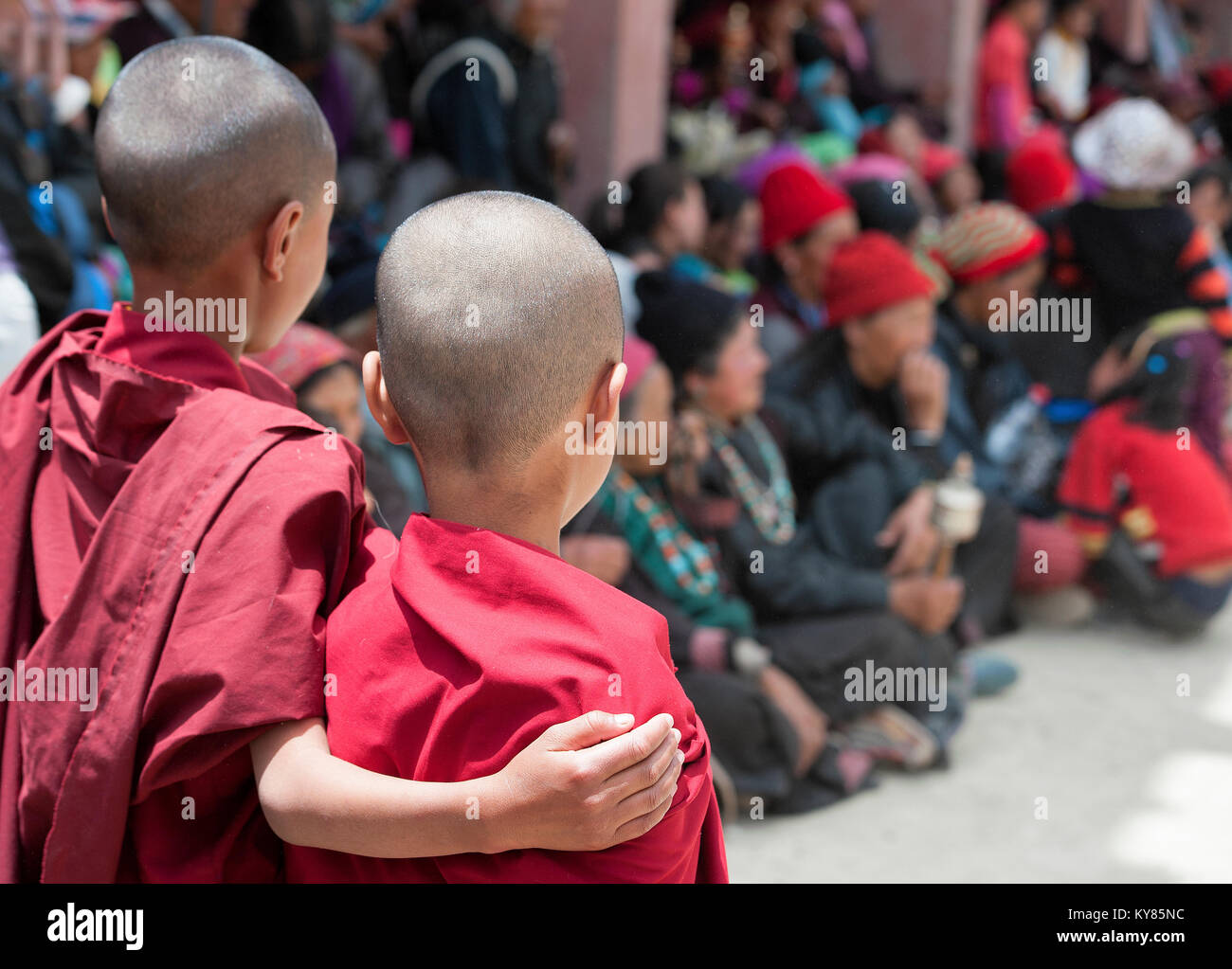 Novice monks at buddhist shrine hi-res stock photography and images - Alamy