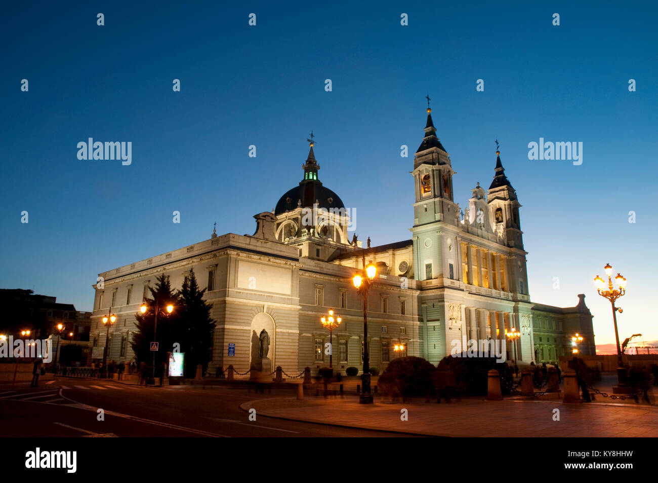 Almudena cathedral, night view. Madrid, Spain Stock Photo - Alamy