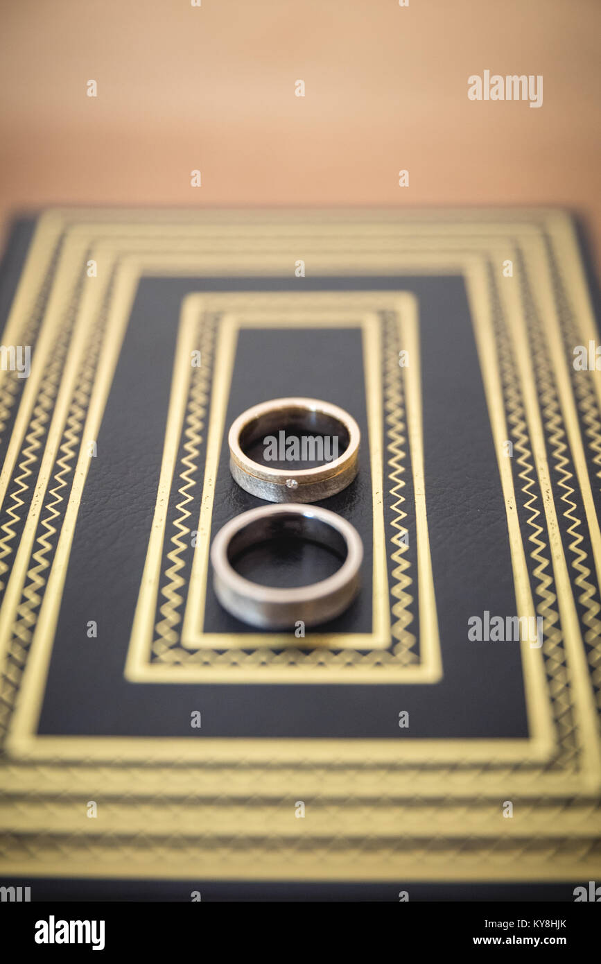 Bible two gold wedding rings hi-res stock photography and images - Alamy