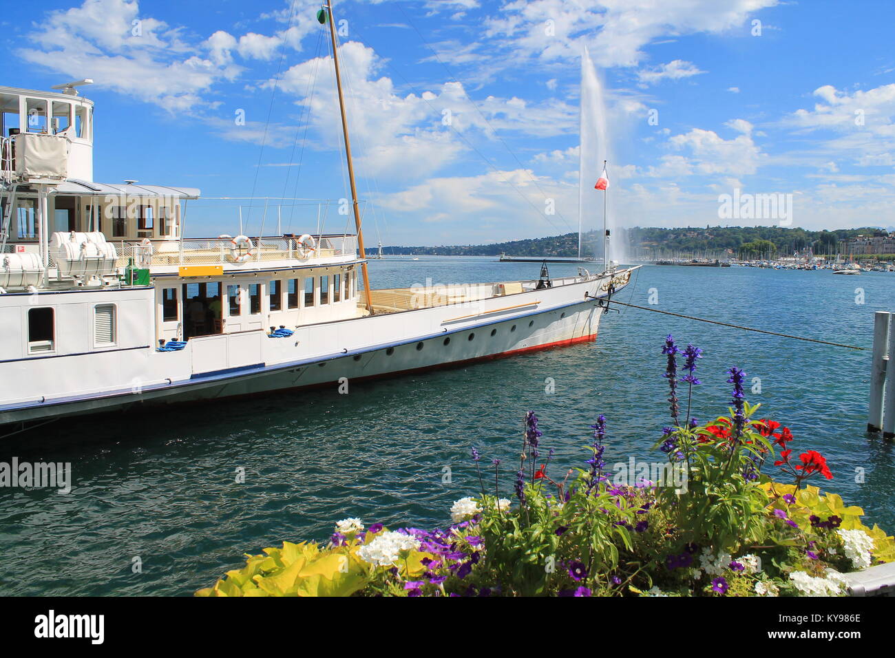 Beautiful view of the city of Geneva with boats on Lake Geneva ...