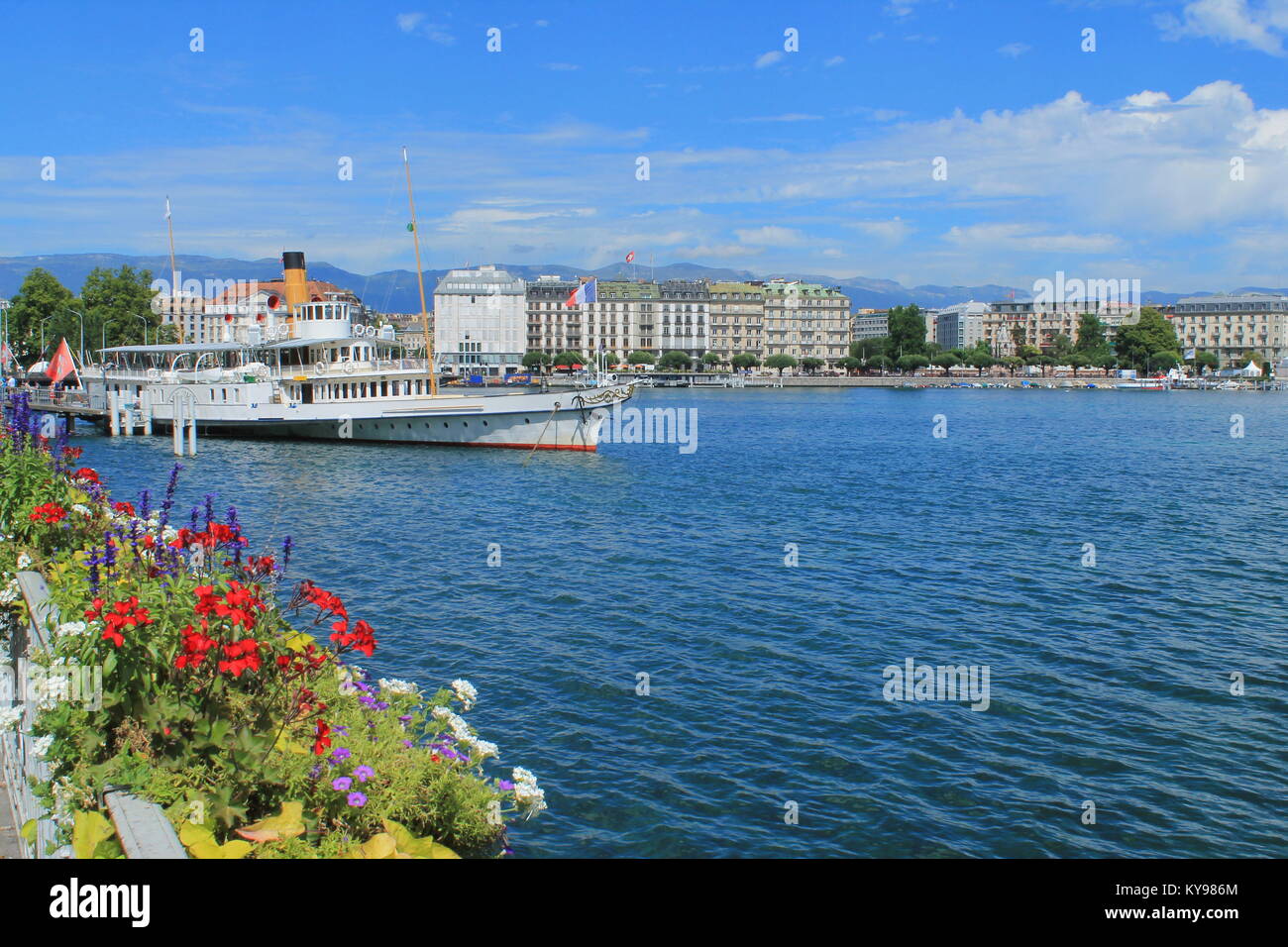 Beautiful view of the city of Geneva with boats on Lake Geneva ...