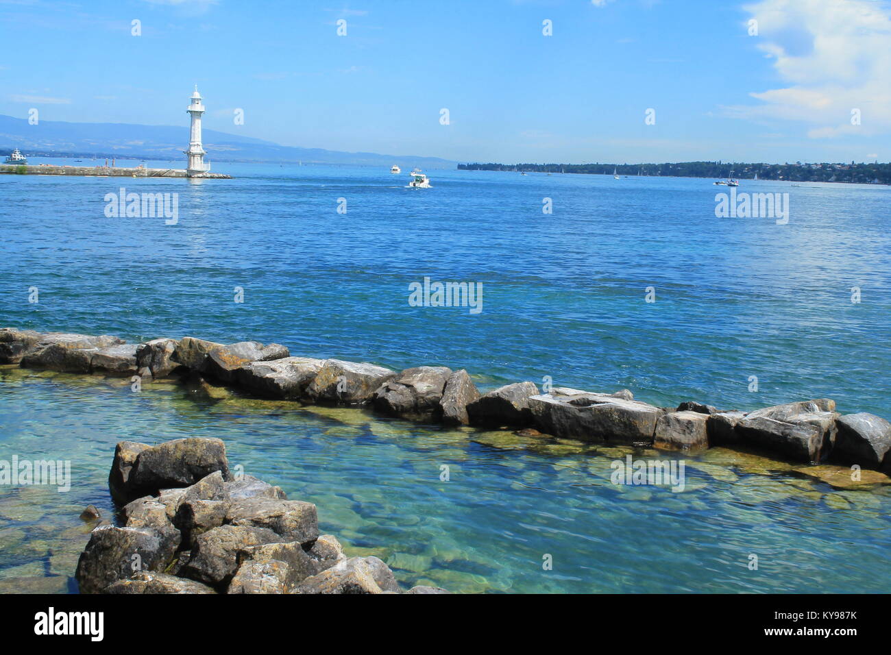 Beautiful view of the city of Geneva with boats on Lake Geneva ...