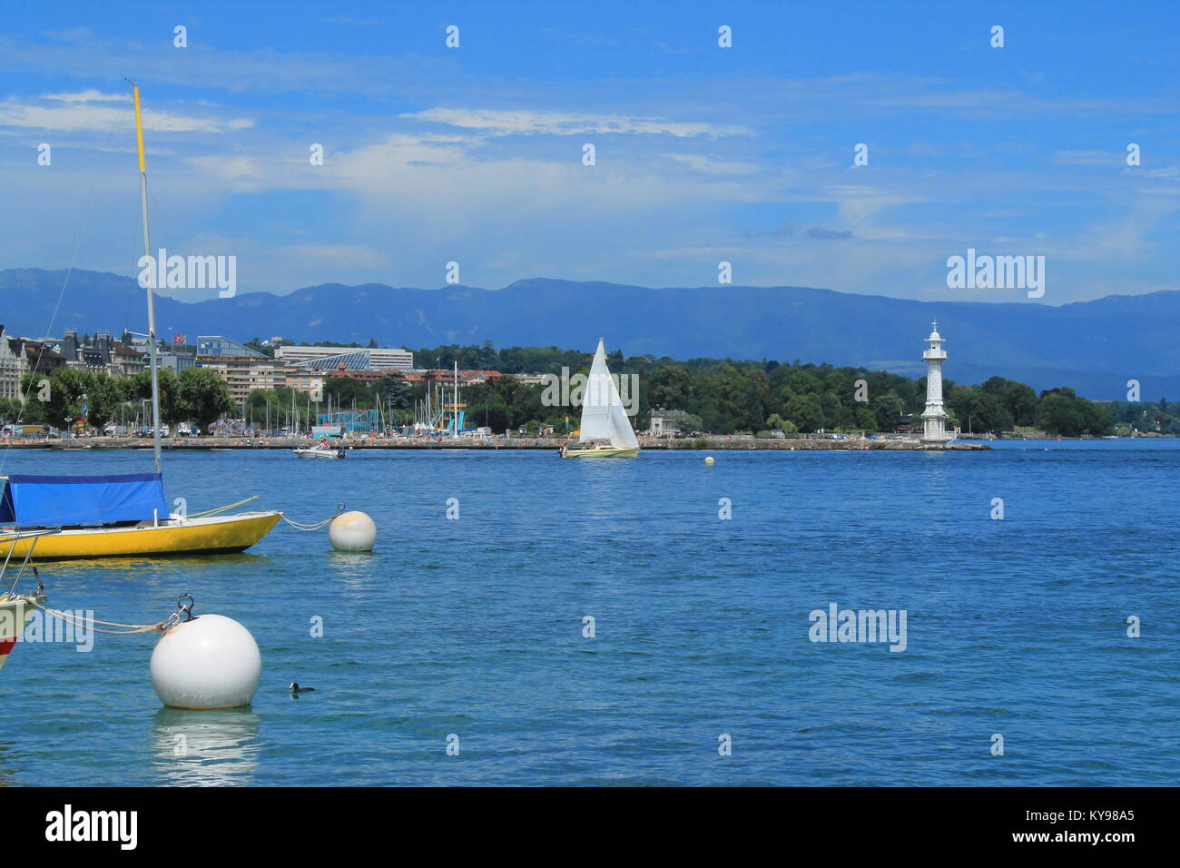 Beautiful view of the city of Geneva with boats on Lake Geneva ...