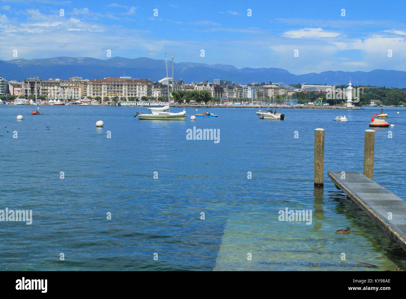 Beautiful view of the city of Geneva with boats on Lake Geneva ...