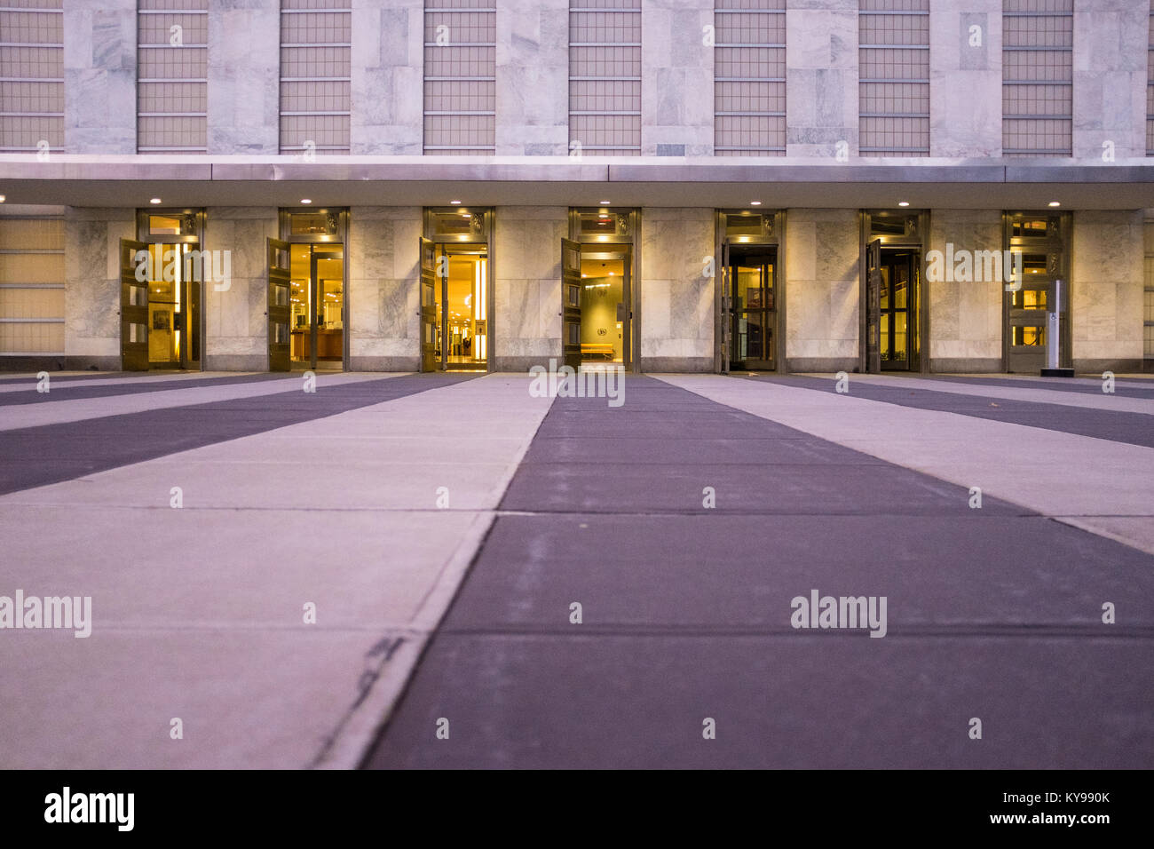 Main entrance united nations hi-res stock photography and images - Alamy