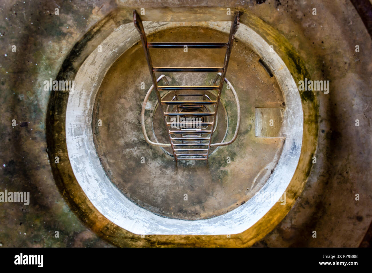 Climbing ladders hi-res stock photography and images - Alamy