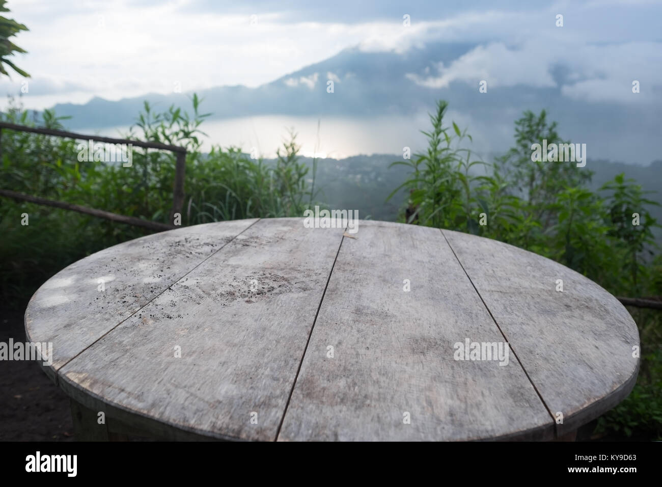 Empty dinner table hi-res stock photography and images - Alamy
