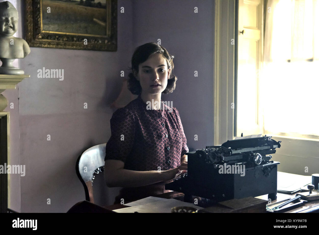 Churchill darkest hour film still hi-res stock photography and images ...