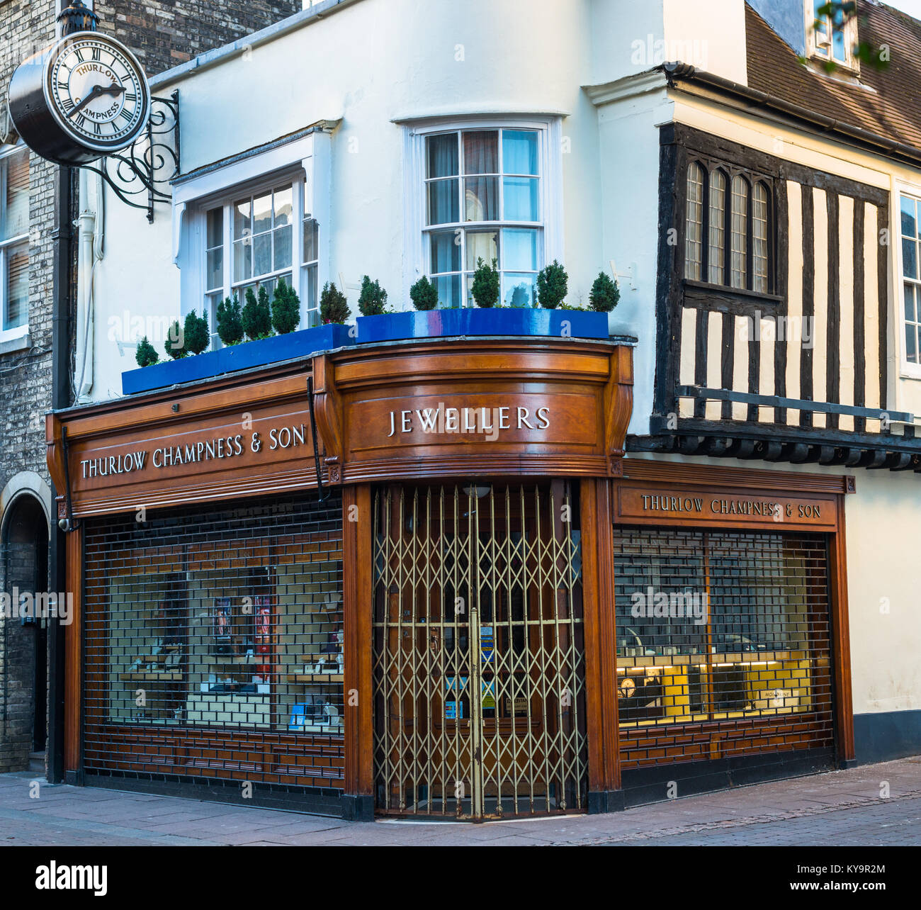 Closed storefront hi-res stock photography and images - Alamy