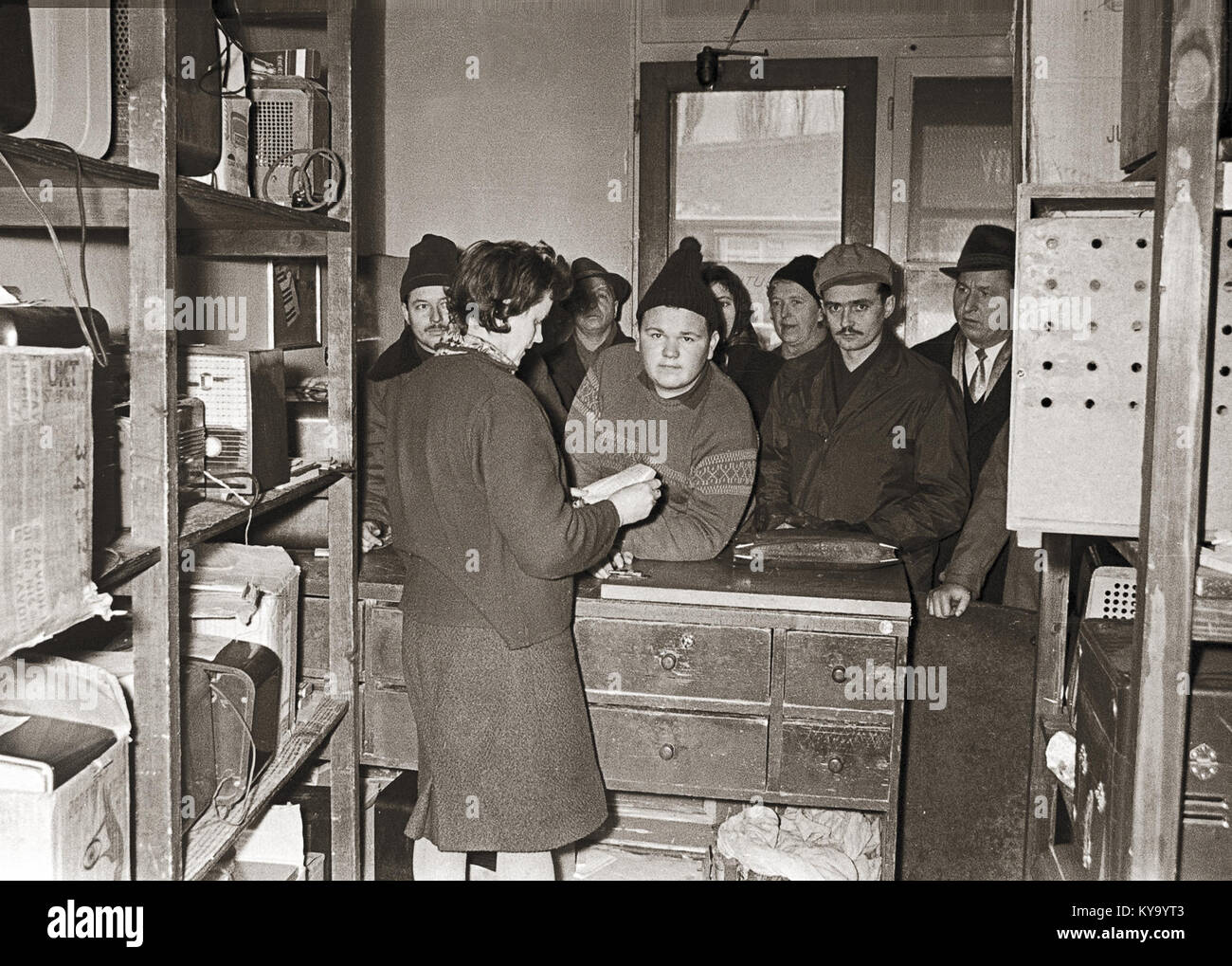 Radio repair 1960s hi-res stock photography and images - Alamy