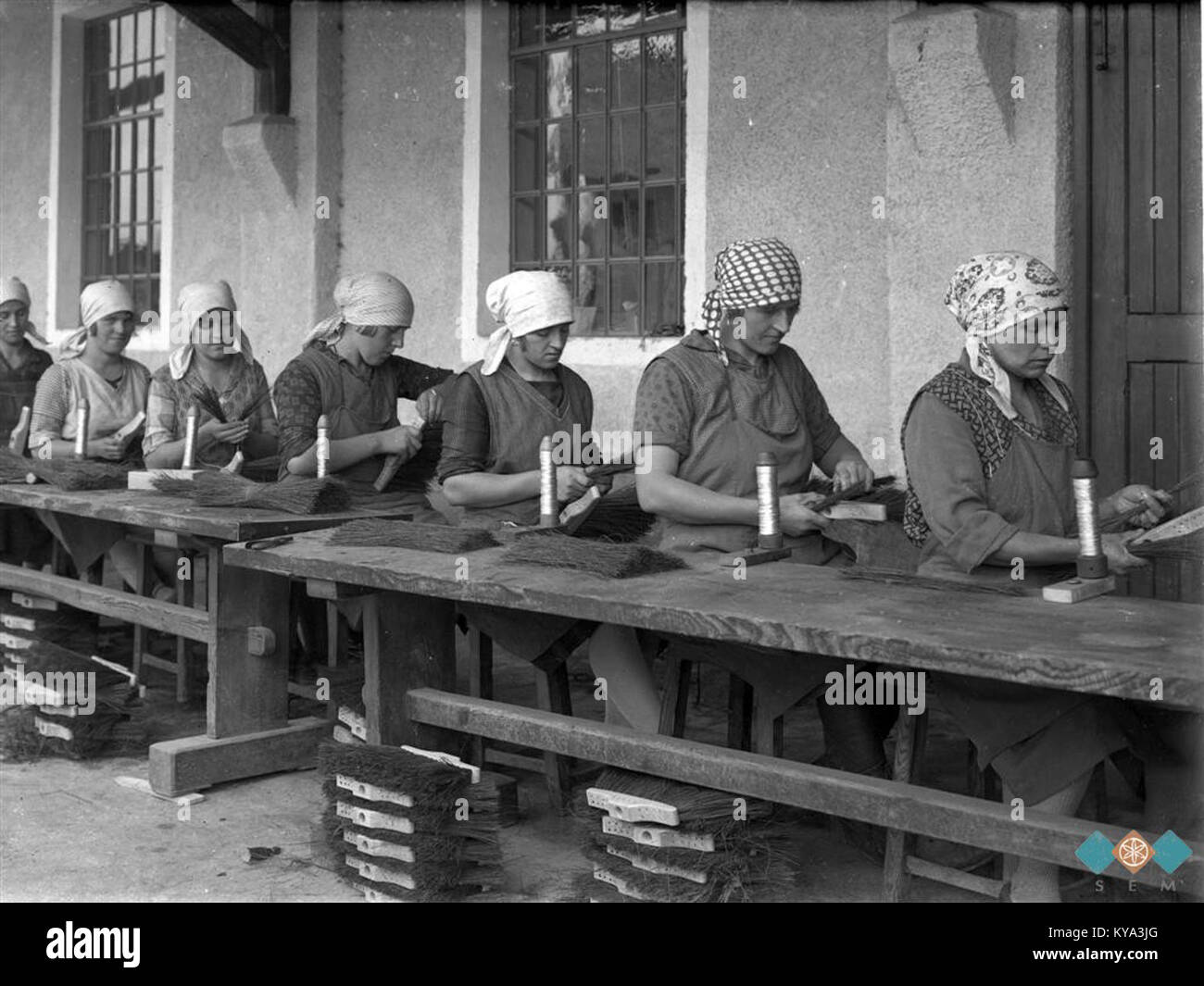 Factory workers 1930s hi-res stock photography and images - Alamy